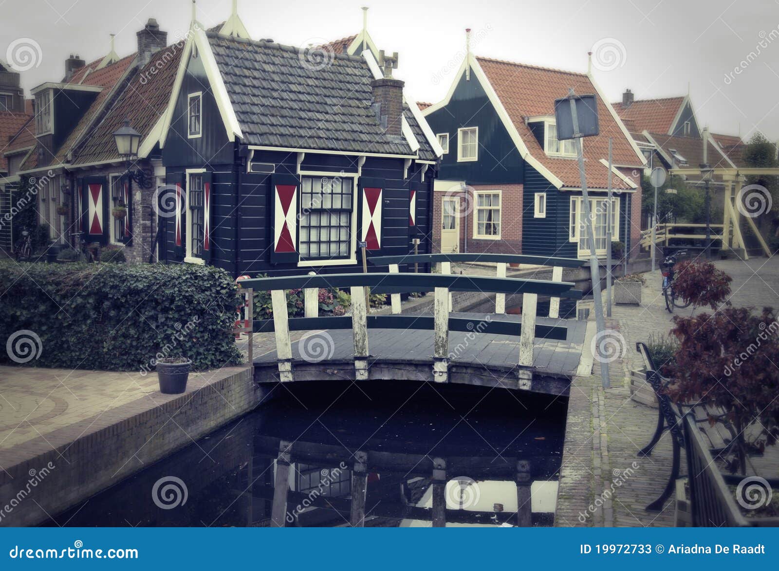 Oud Typisch Nederlands Dorp Stock Afbeelding - Image of kerk, nederland ...