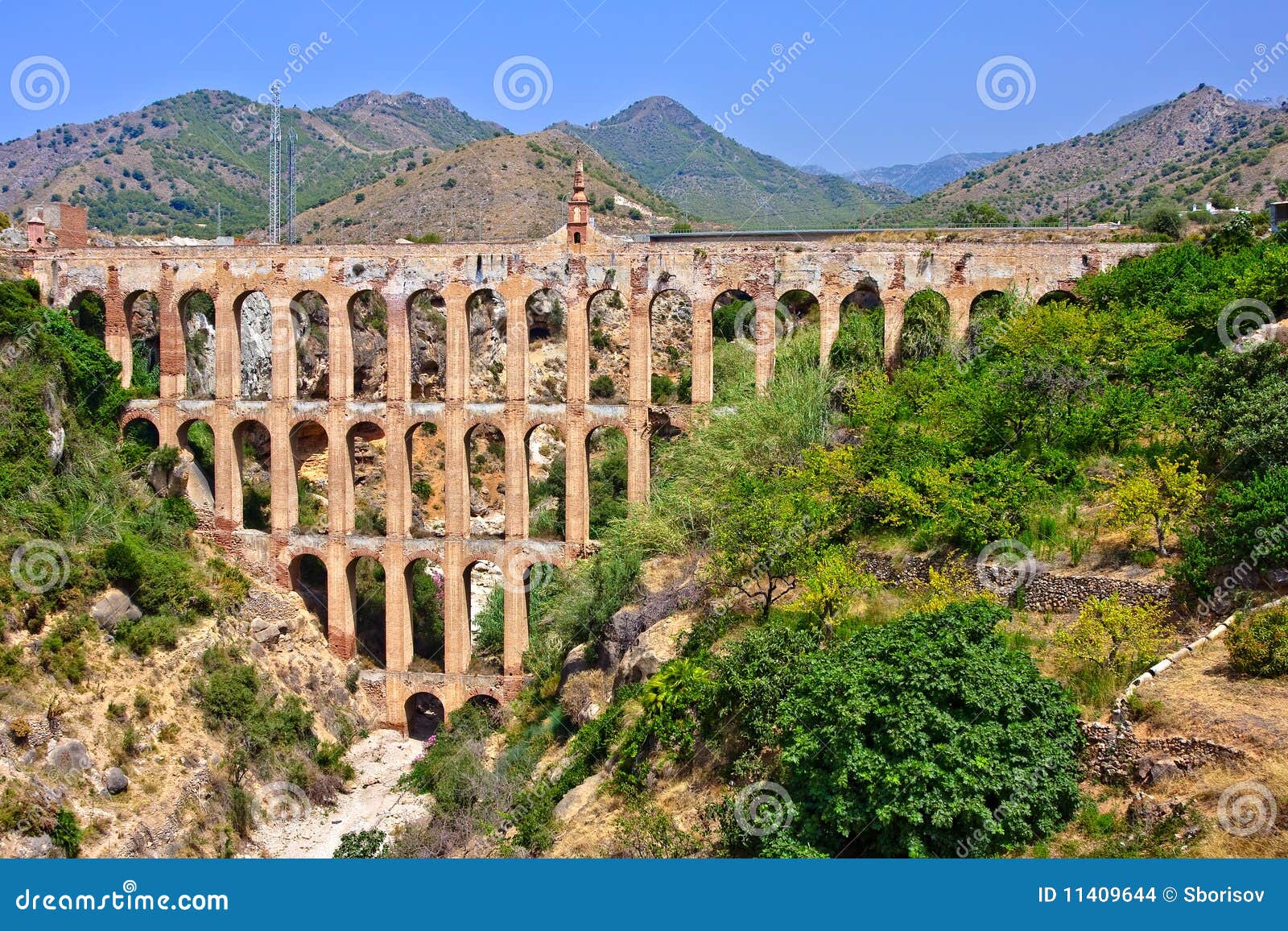 Oud viaduct stock foto. Image of bogen, techniek, waarneming - 11409644