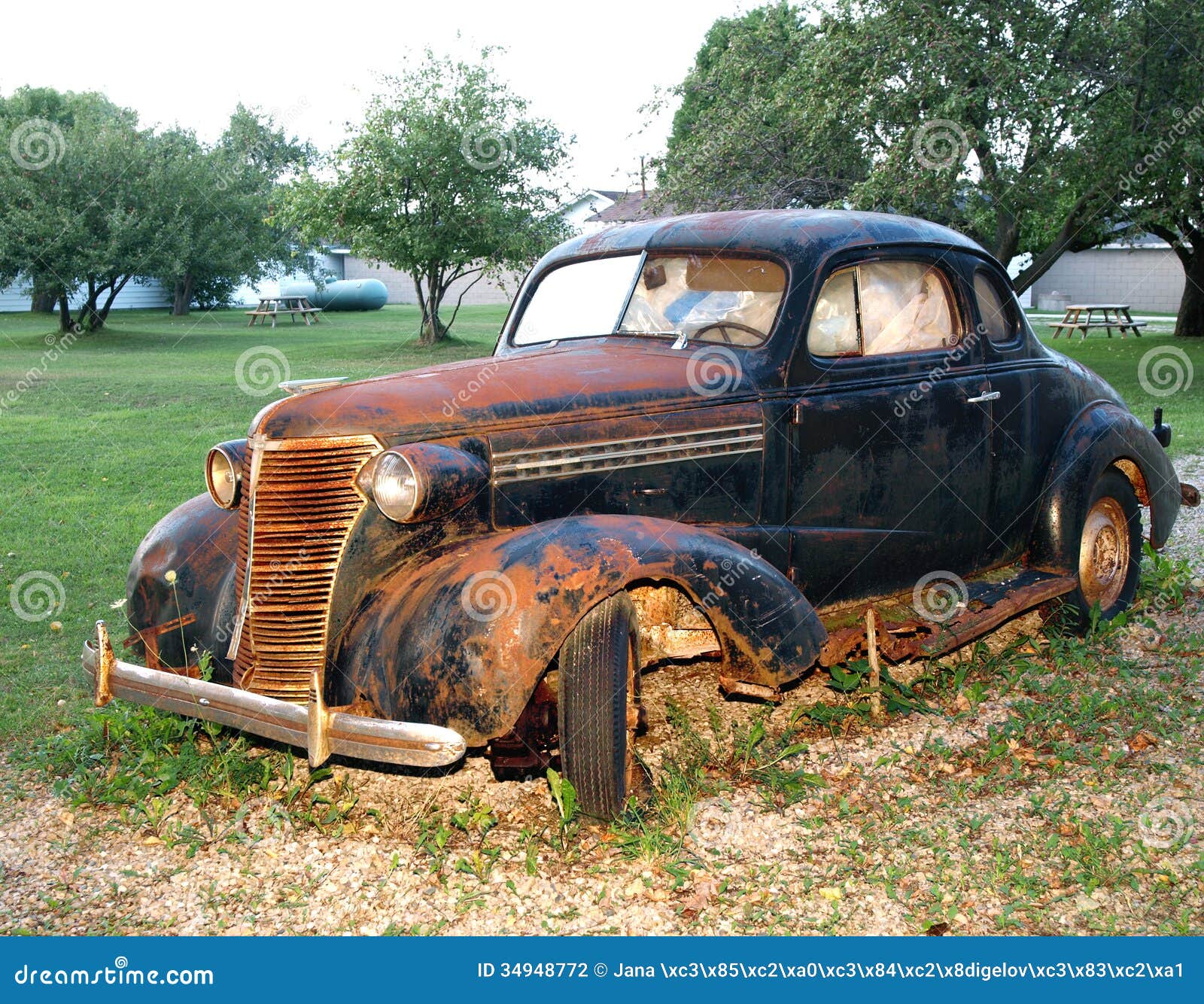 Oud wrak stock foto. Image of voertuig, traliewerk, beschadigd - 34948772