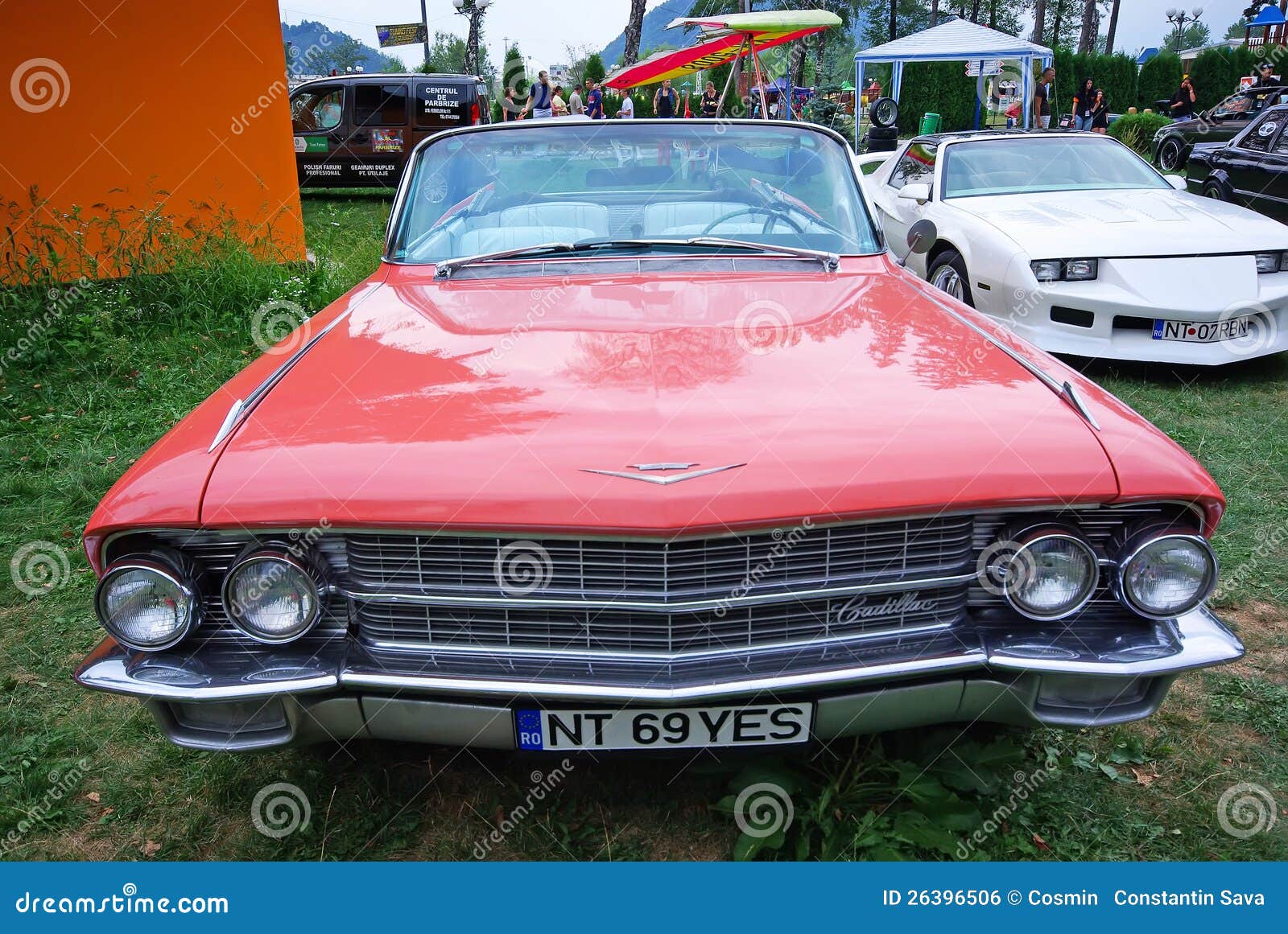 Oude Amerikaanse auto redactionele foto. Image of brandwond - 26396506