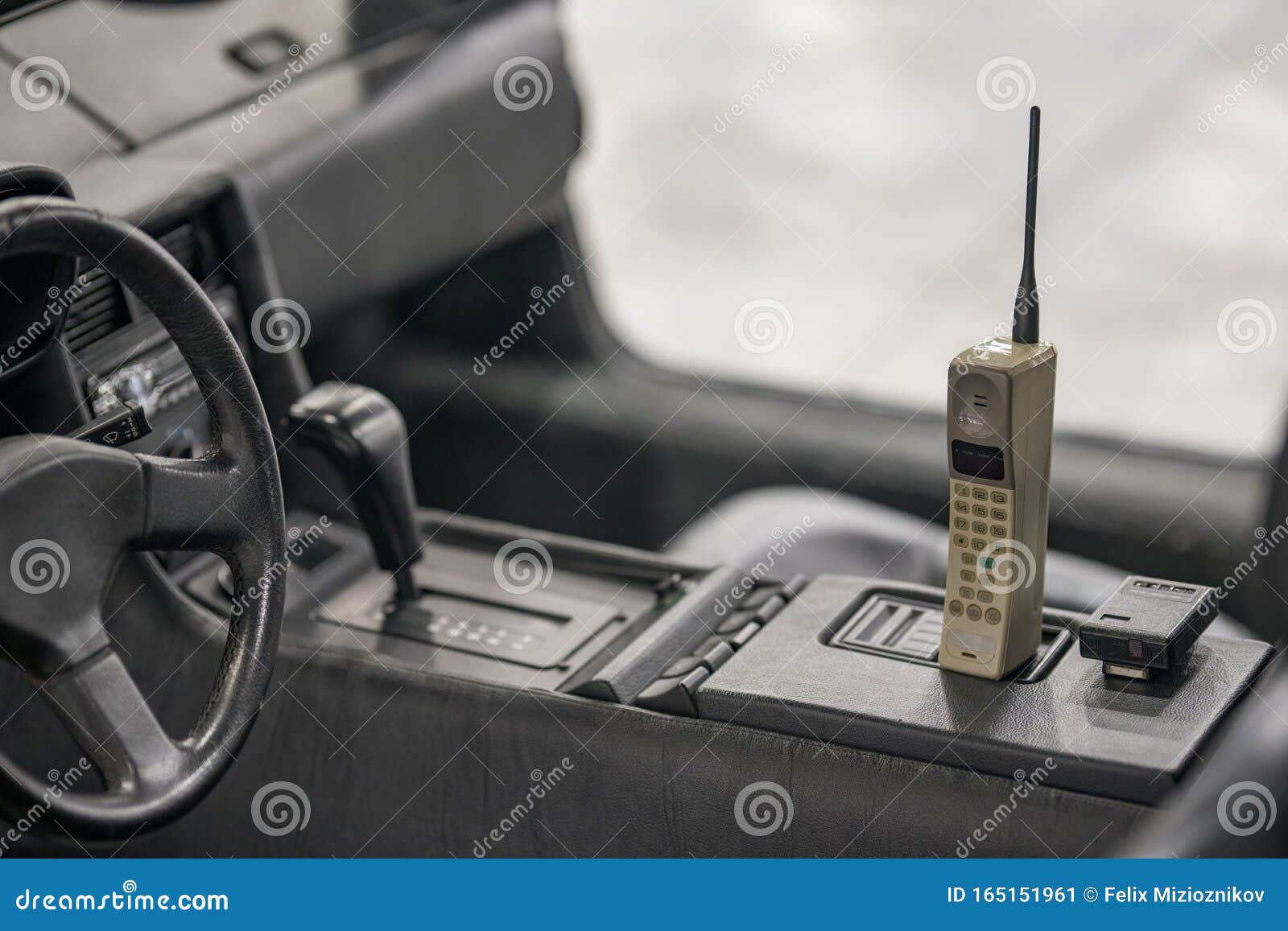 Oude Antieke Mobiele Telefoon in Een Oude Auto Stock Afbeelding - Image ...