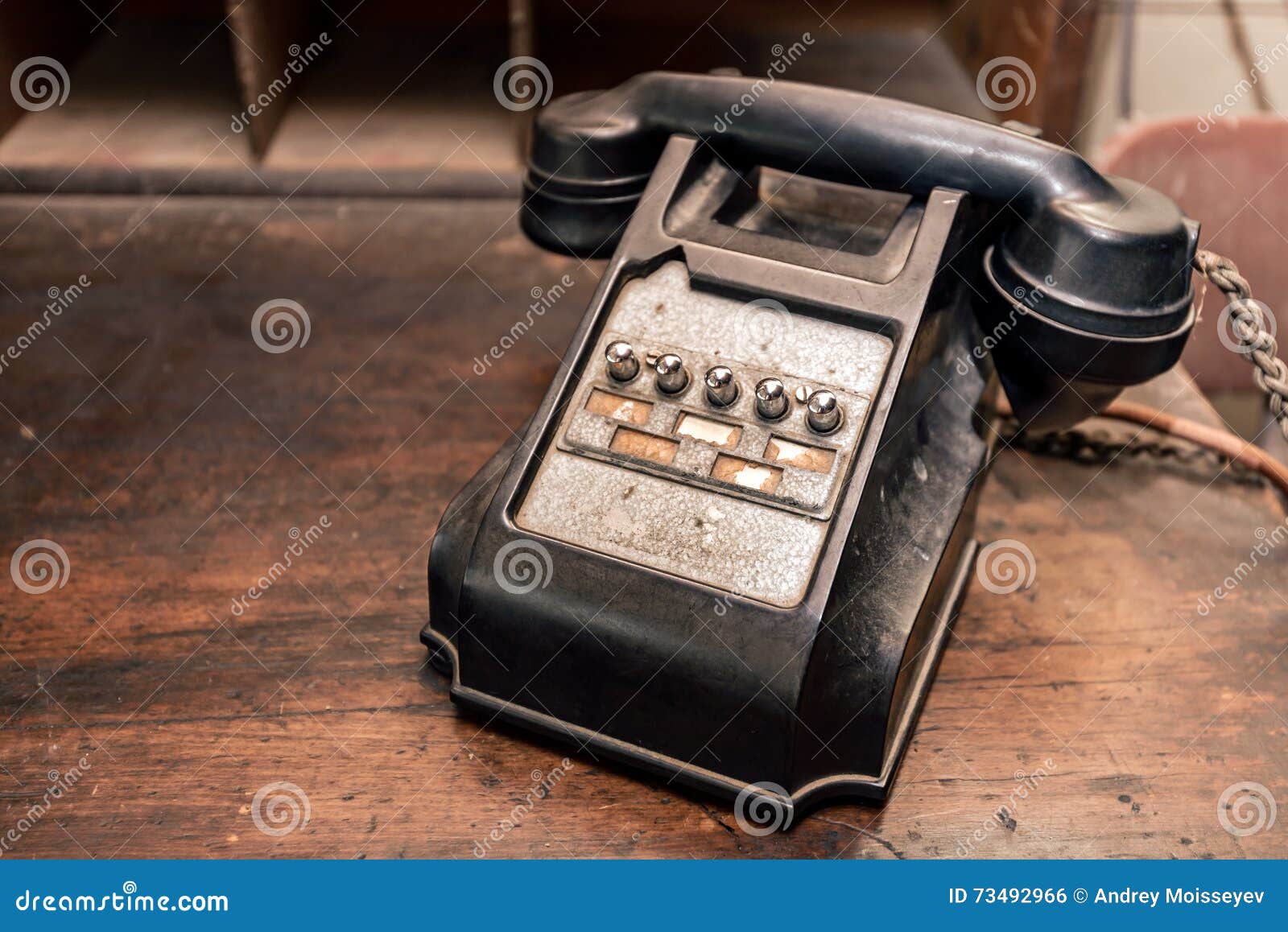 Oude Antieke Telefoon Op Bureau Stock Foto - Image of hand, antiquiteit ...