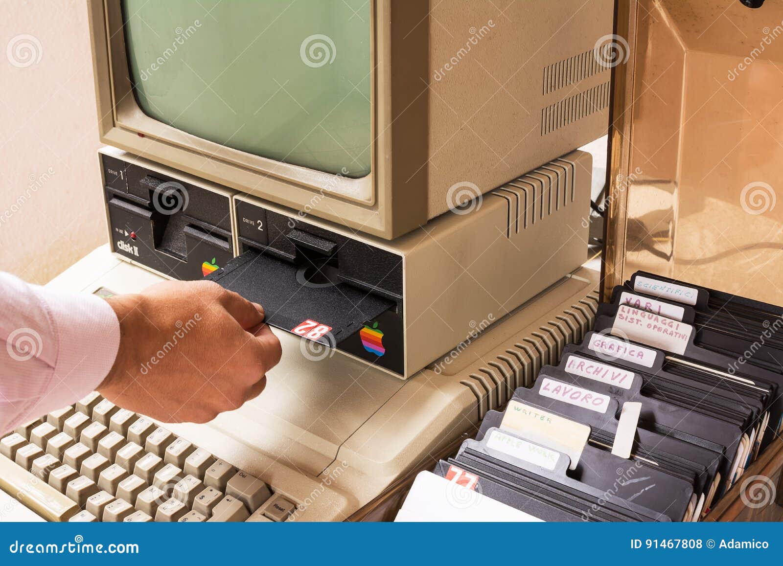 Oude Apple-computer En Floppy Van Het Handtussenvoegsel Binnen ...