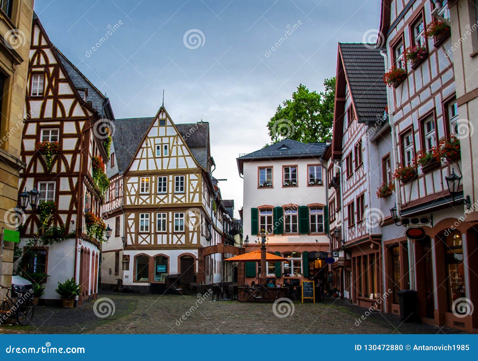 Oude Architectuurhuizen in Het Centrum Van Mainz, Duitsland Stock Foto ...