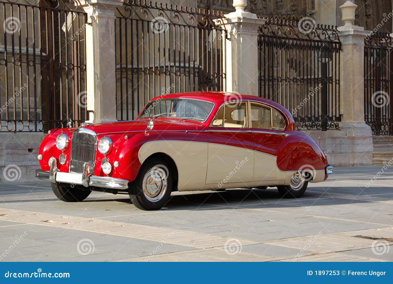 Oude auto stock afbeelding. Image of elegant, auto, vervolgens - 1897253