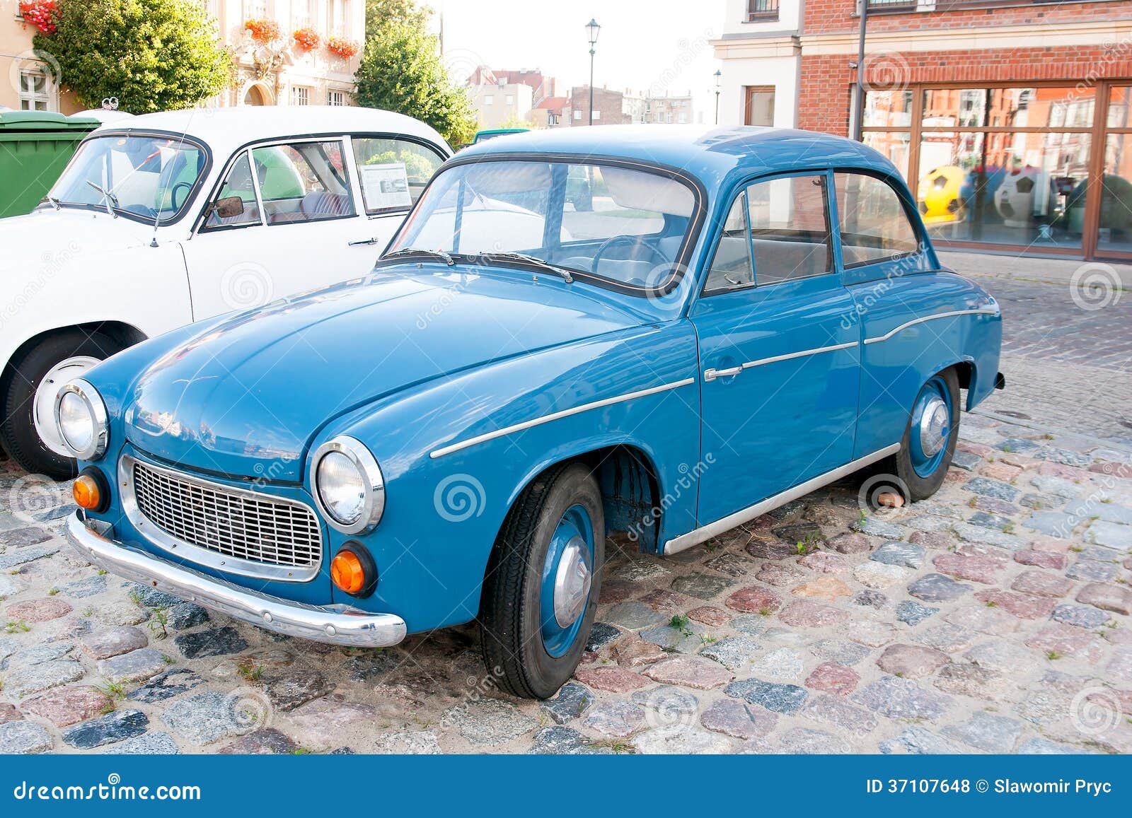 Oude auto stock foto. Image of sirene, auto, polen, motor - 37107648