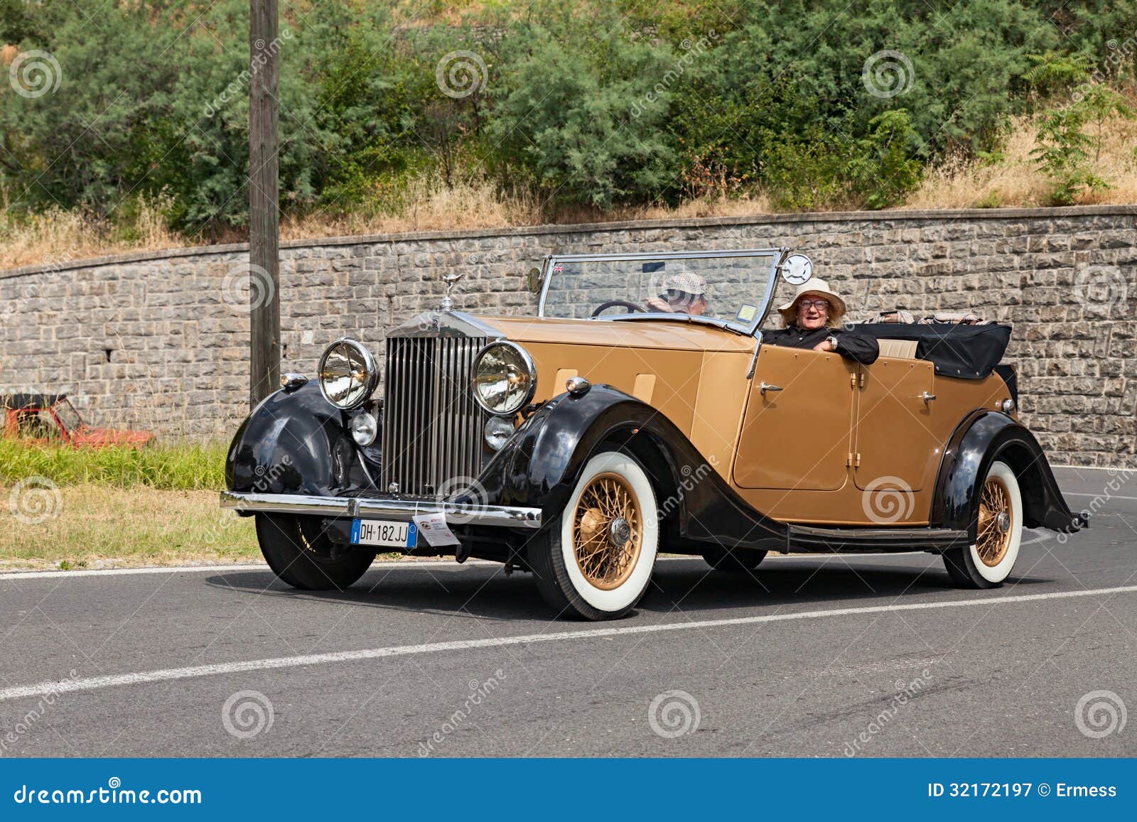 Oude auto Rolls Royce redactionele fotografie. Image of looppas - 32172197