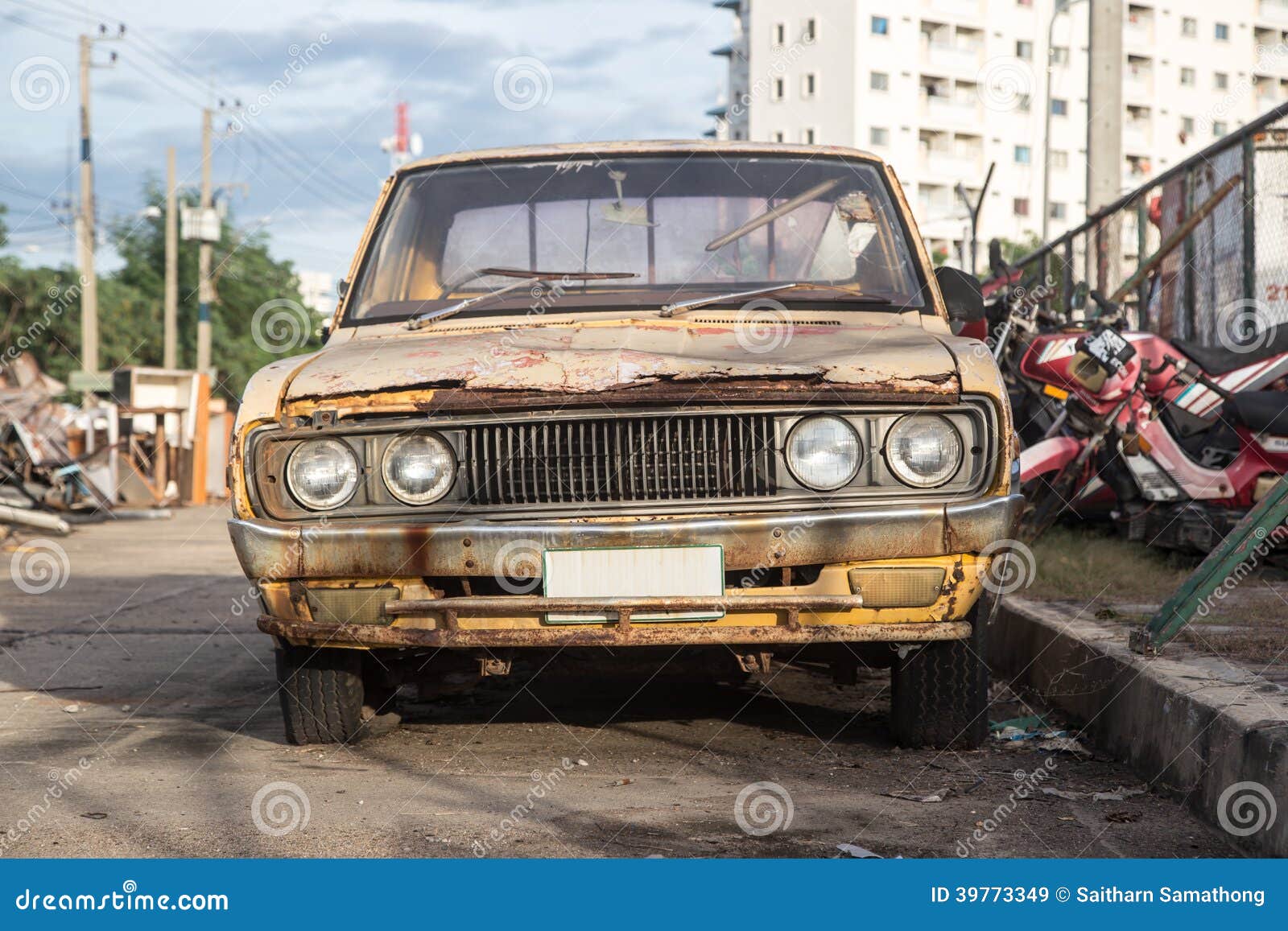 Oude auto's voor schroot. stock afbeelding. Image of aangetast - 39773349