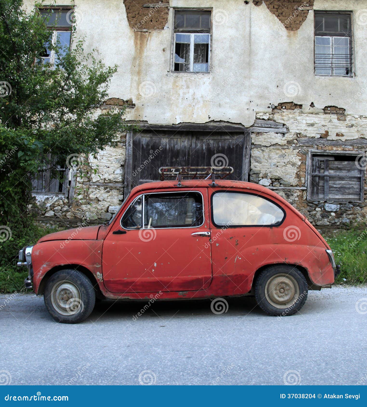 Oude Auto Voor Een Oud Huis Stock Foto - Image of bijtend, retro: 37038204