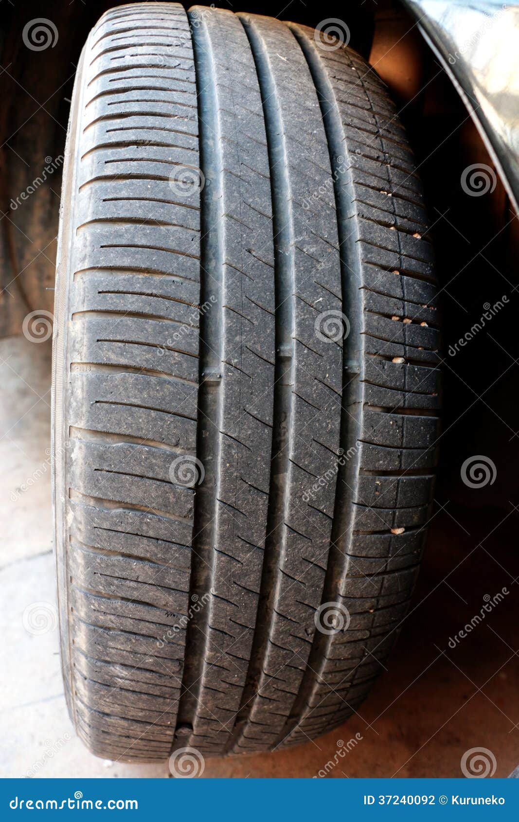 Oude autoband stock foto. Image of kiezelstenen, auto - 37240092