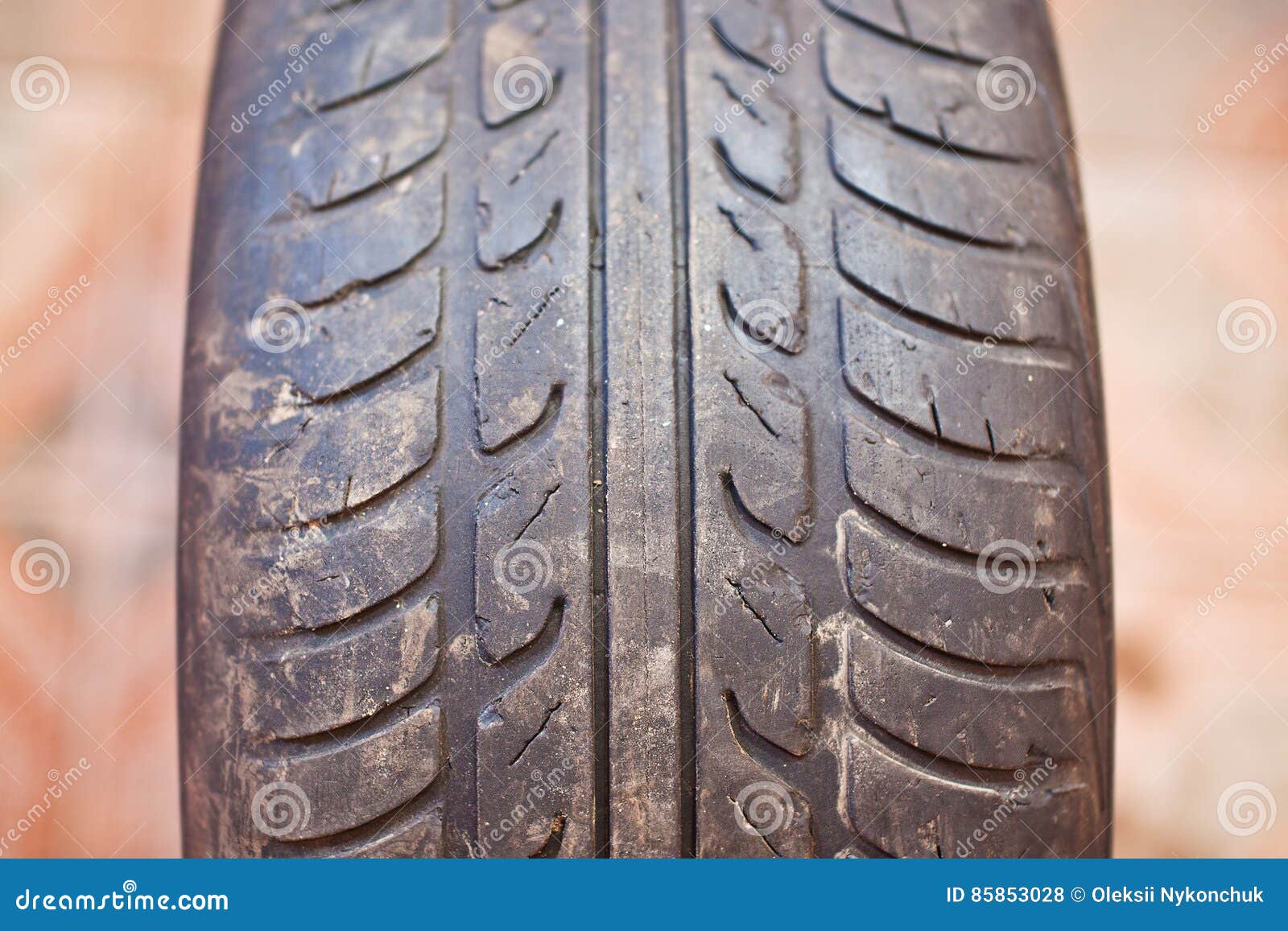 Oude Autoband Met Gewist Loopvlak Stock Foto - Image of geïsoleerd ...