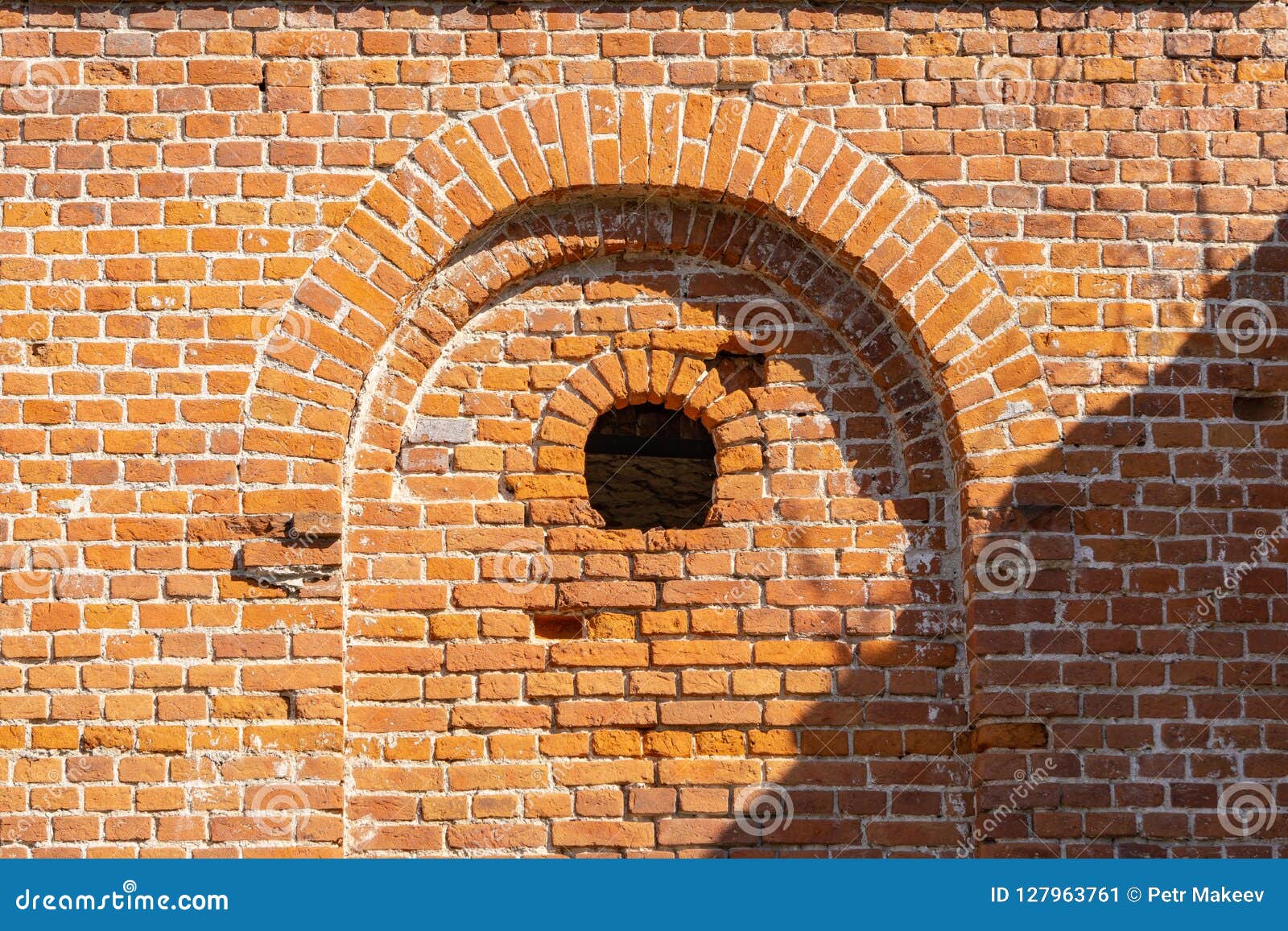Oude Bakstenen Muur Met Boog Stock Afbeelding - Image of materiaal ...