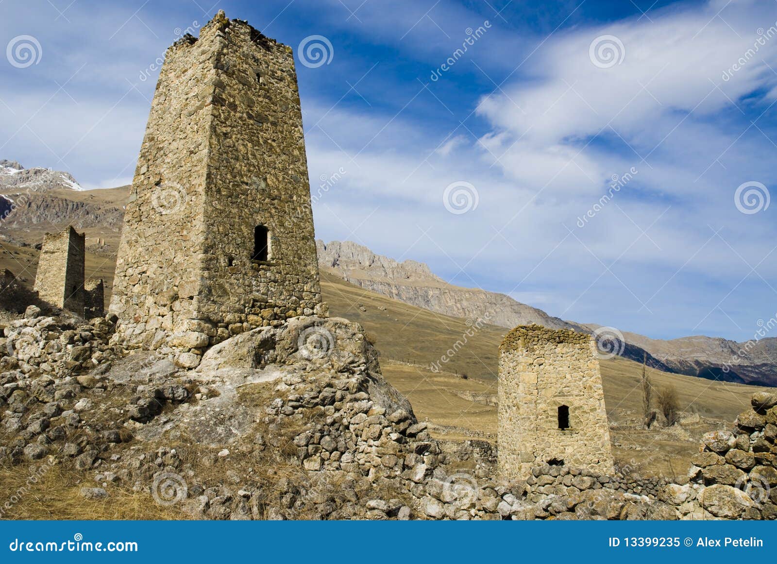 Oude bergvesting stock afbeelding. Image of nave, versterkt - 13399235