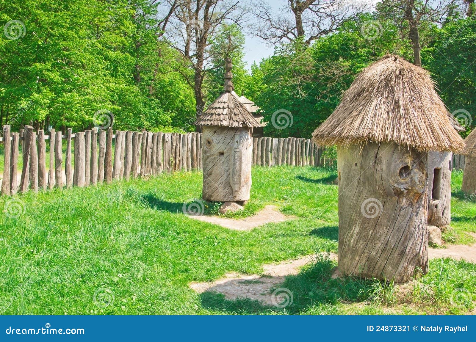 Oude bijenkorf van het dek stock afbeelding. Image of bijgebouw - 24873321 Oude bijenkorf van het dek stock afbeelding. Image of bijgebouw - 24873321