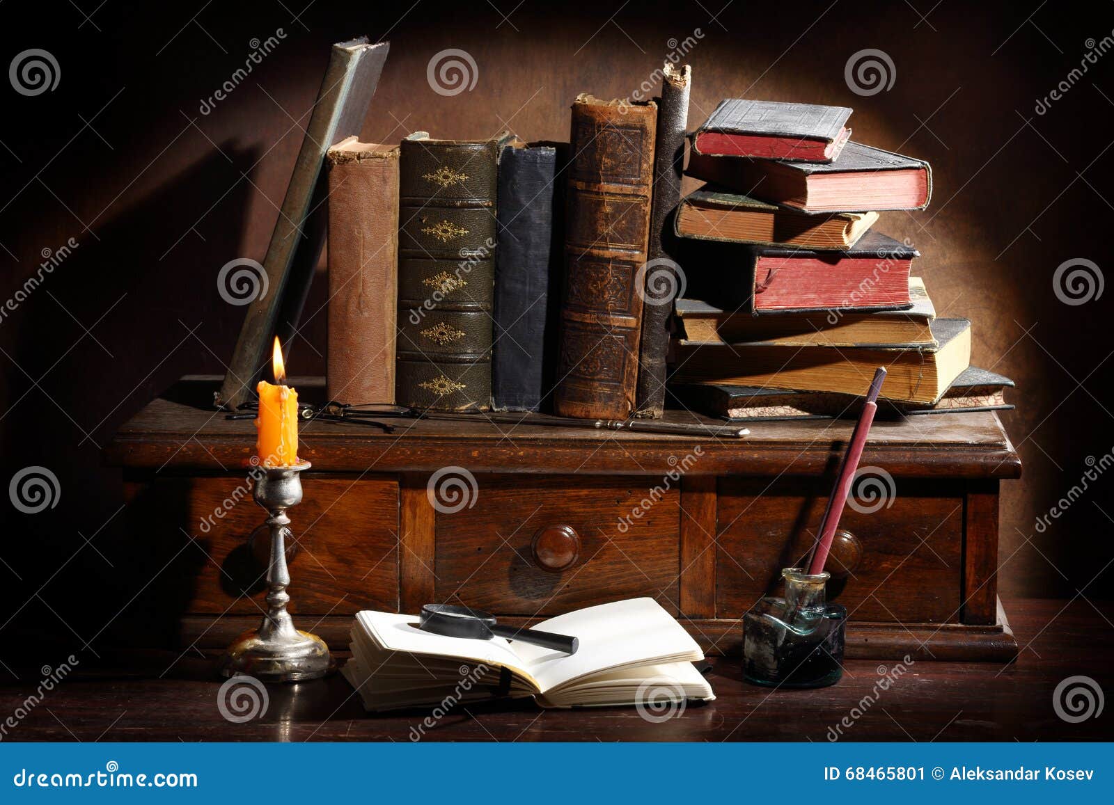 Oude Boeken stock afbeelding. Image of studio, stapel - 68465801