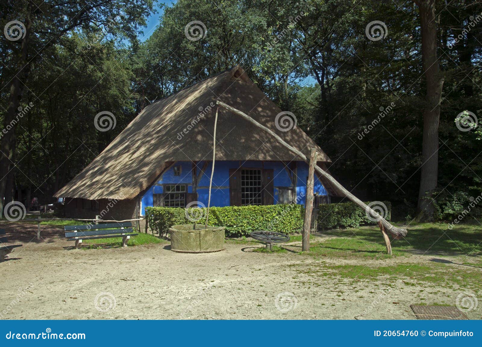 Oude boerderij met een put stock foto. Image of silhouet - 20654760