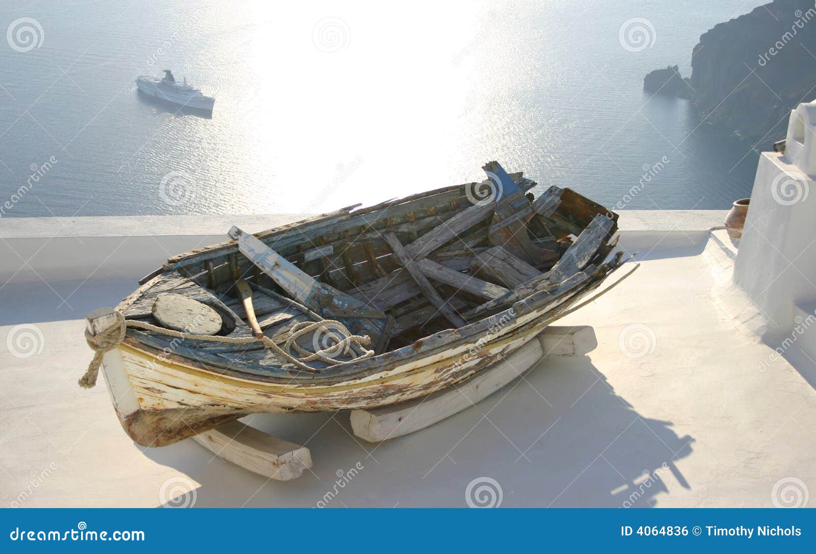 Oude Boot Op Dak in Santorini, Griekenland Stock Foto - Image of haven ...