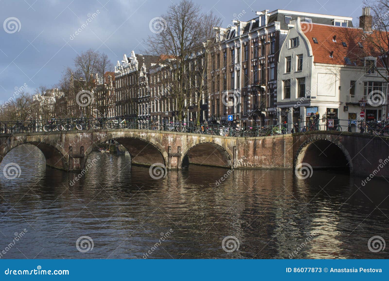 Oude Brug Over Het Kanaal in Amsterdam Redactionele Stock Foto - Image ...