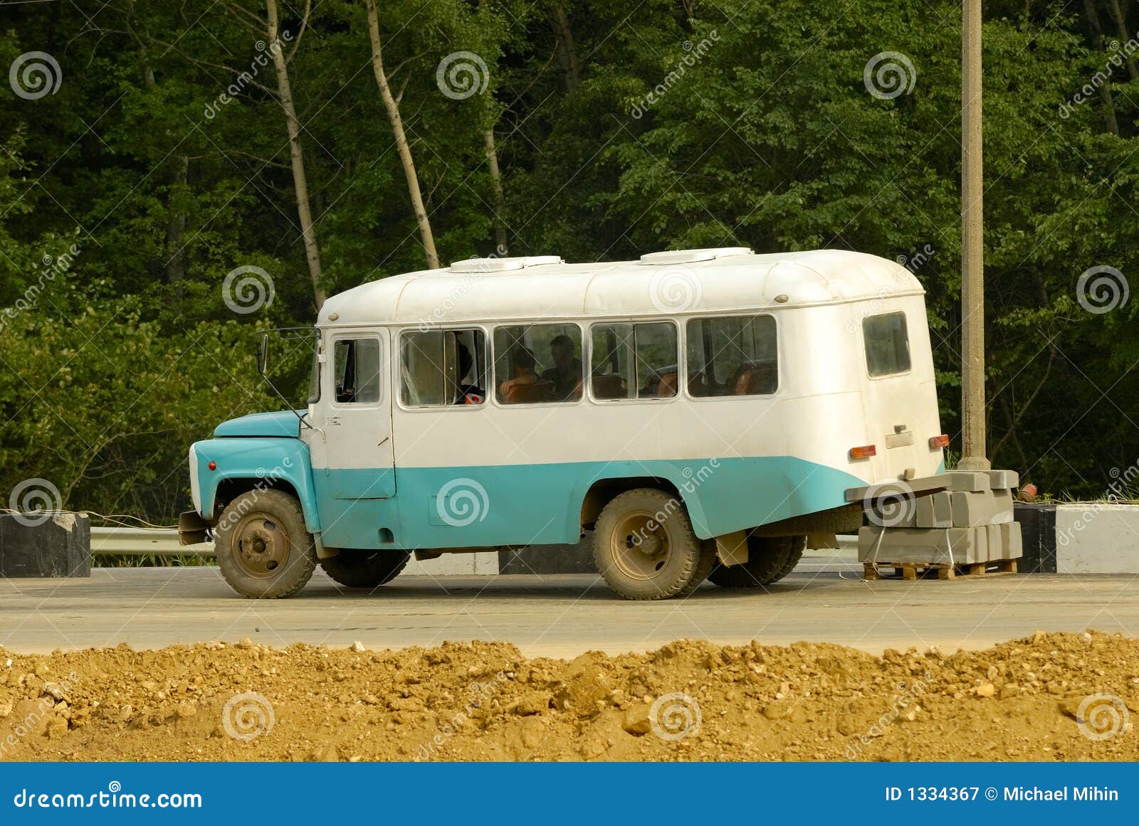 Oude bus stock afbeelding. Image of passagier, voorstad - 1334367