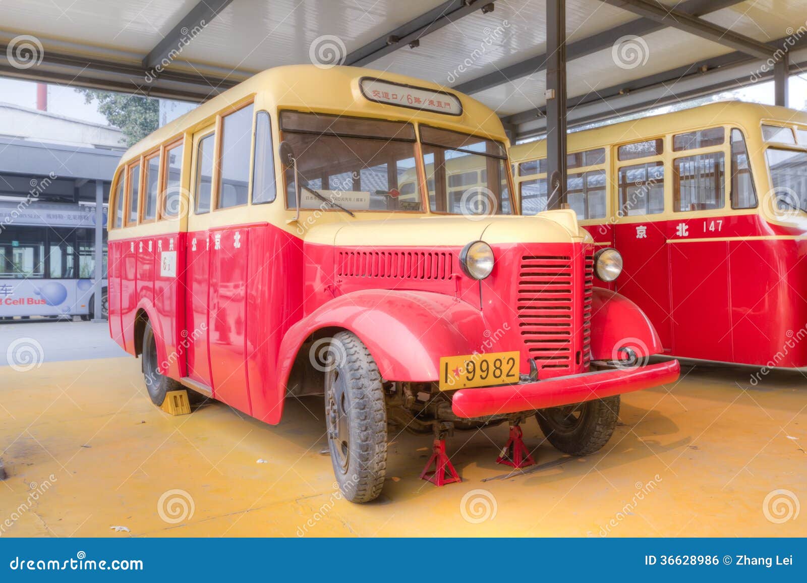 Oude bus redactionele foto. Image of auto, voertuig, stad - 36628986
