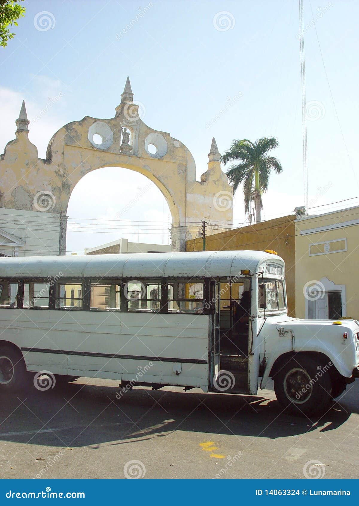 Oude Bus Voorboog in Merida Stad in Mexico Stock Foto - Image of blauw ...