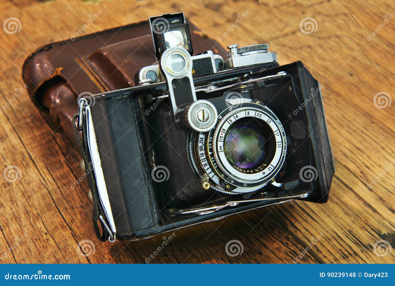 Oude Camera Op Een Houten Achtergrond Redactionele Stock Foto - Image ...
