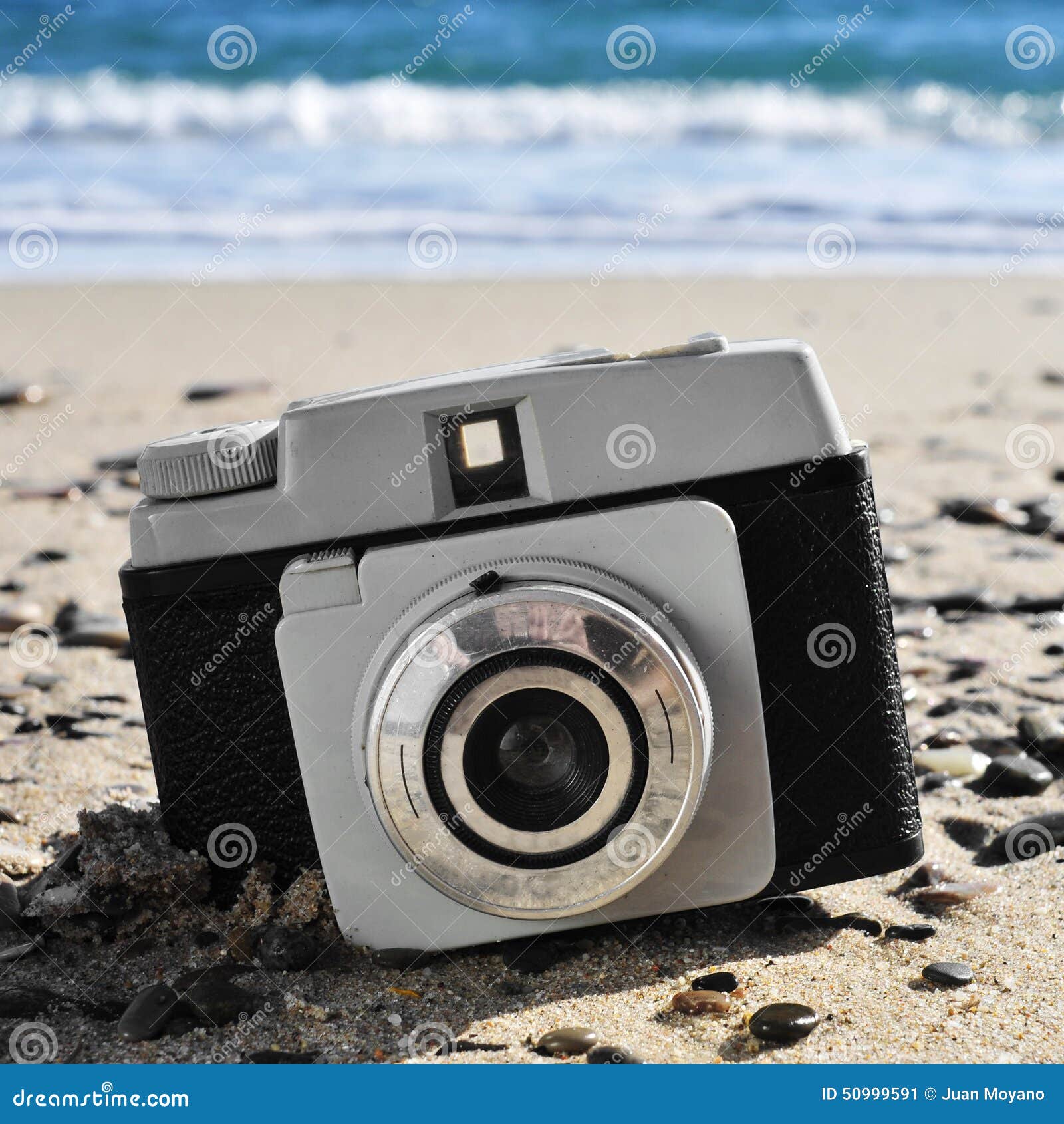 Oude camera op het strand stock afbeelding. Image of plaats - 50999591