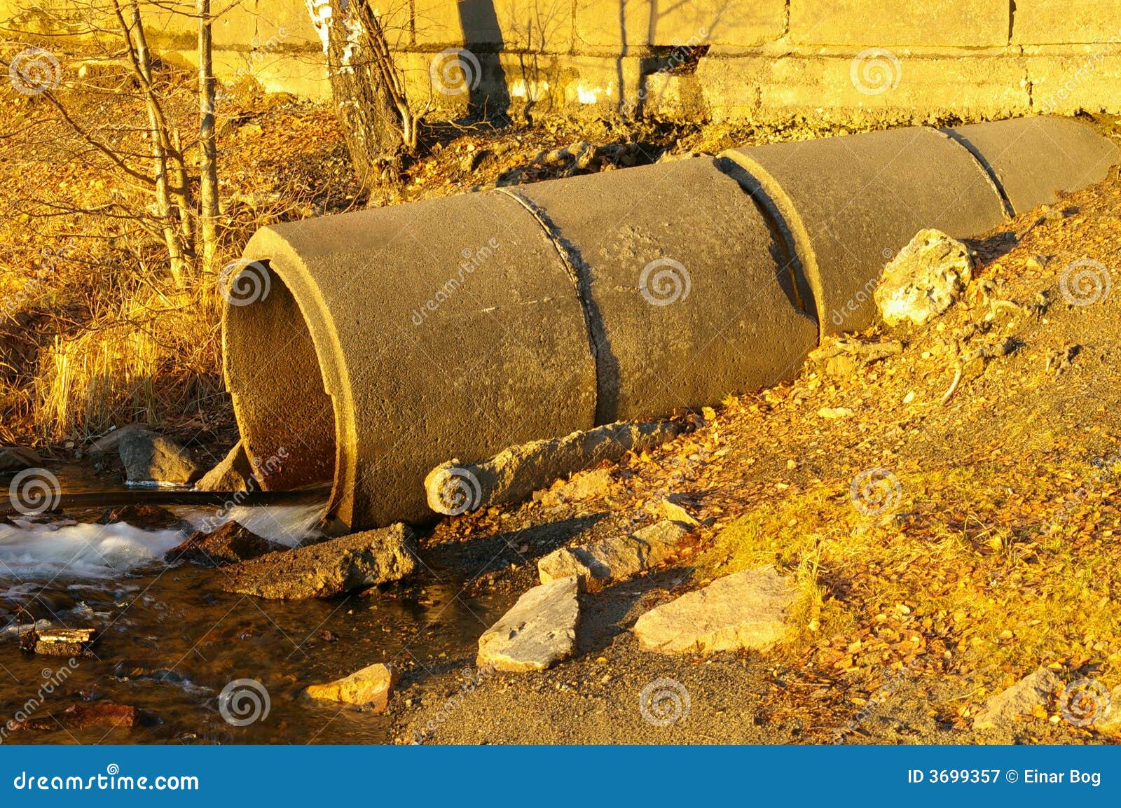 Oude concrete rioolbuis stock afbeelding. Image of leegte - 3699357