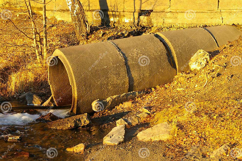 Oude concrete rioolbuis stock afbeelding. Image of leegte - 3699357