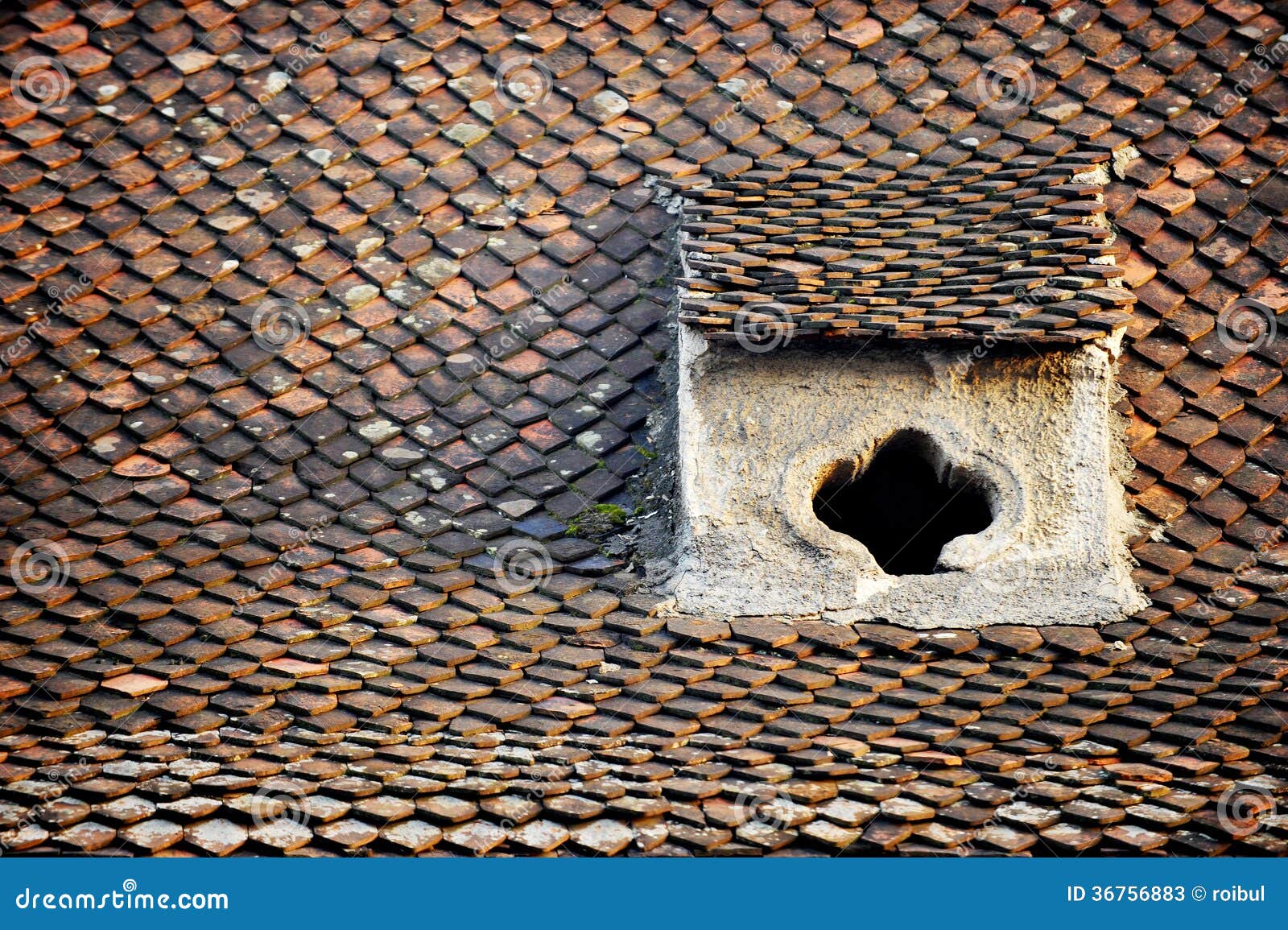 Oude daktegel met zolder stock afbeelding. Image of woon - 36756883