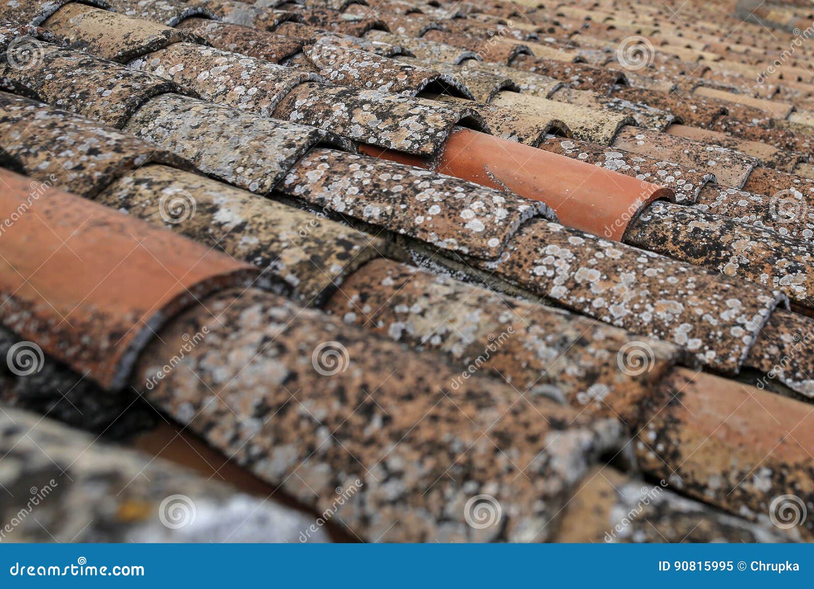 Oude daktegels stock afbeelding. Image of structuur, bezit - 90815995