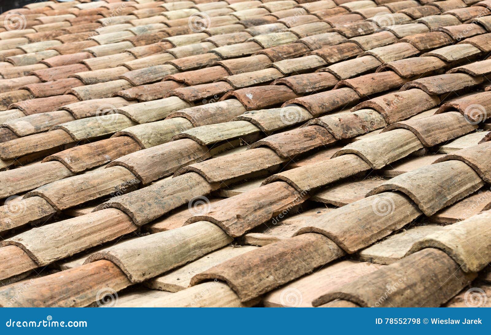 Oude Daktegels Op Het Dak Van Een Oud Huis Stock Foto - Image of ...