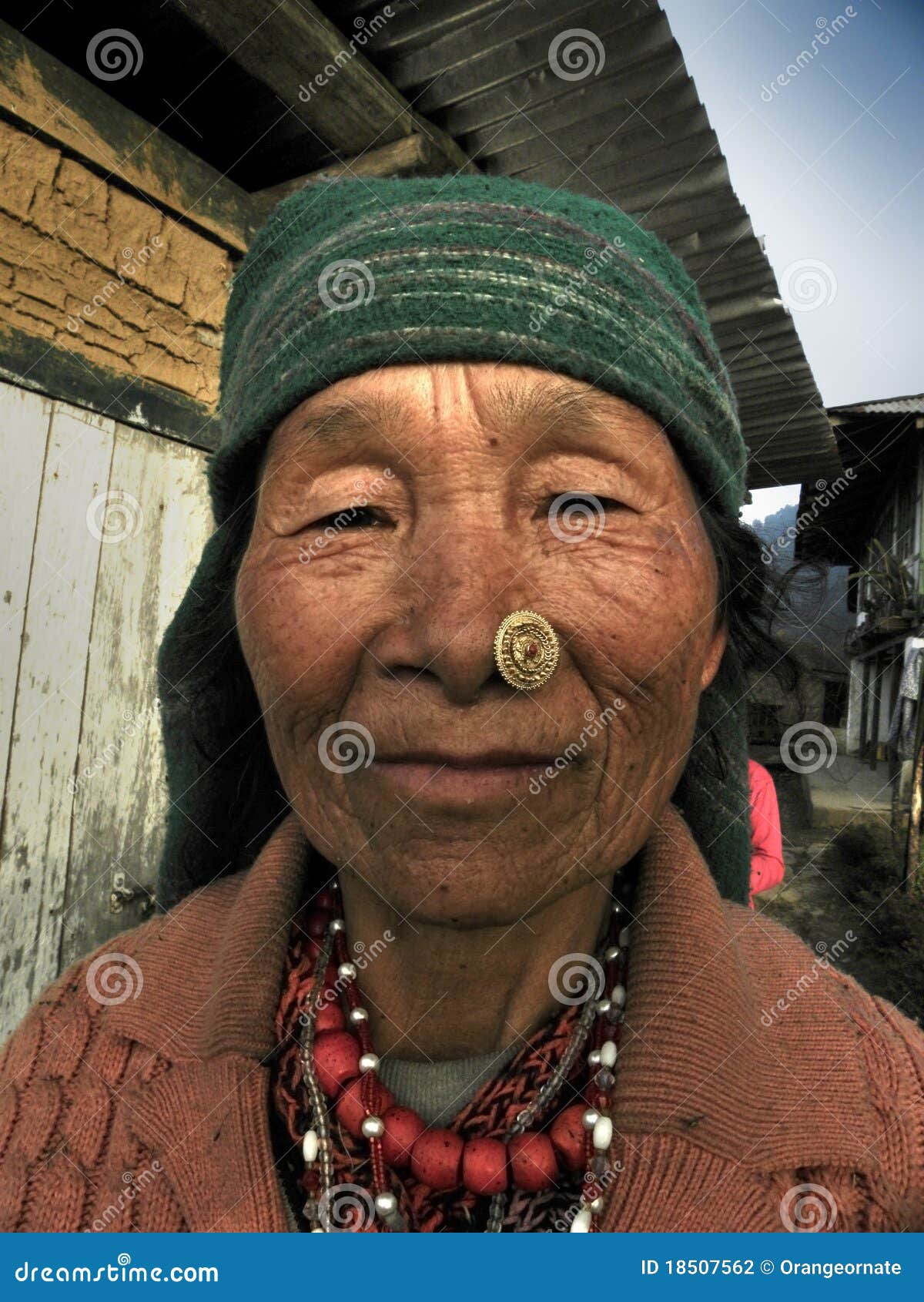 Oude dame met rimpel redactionele fotografie. Image of stamhoofd - 18507562