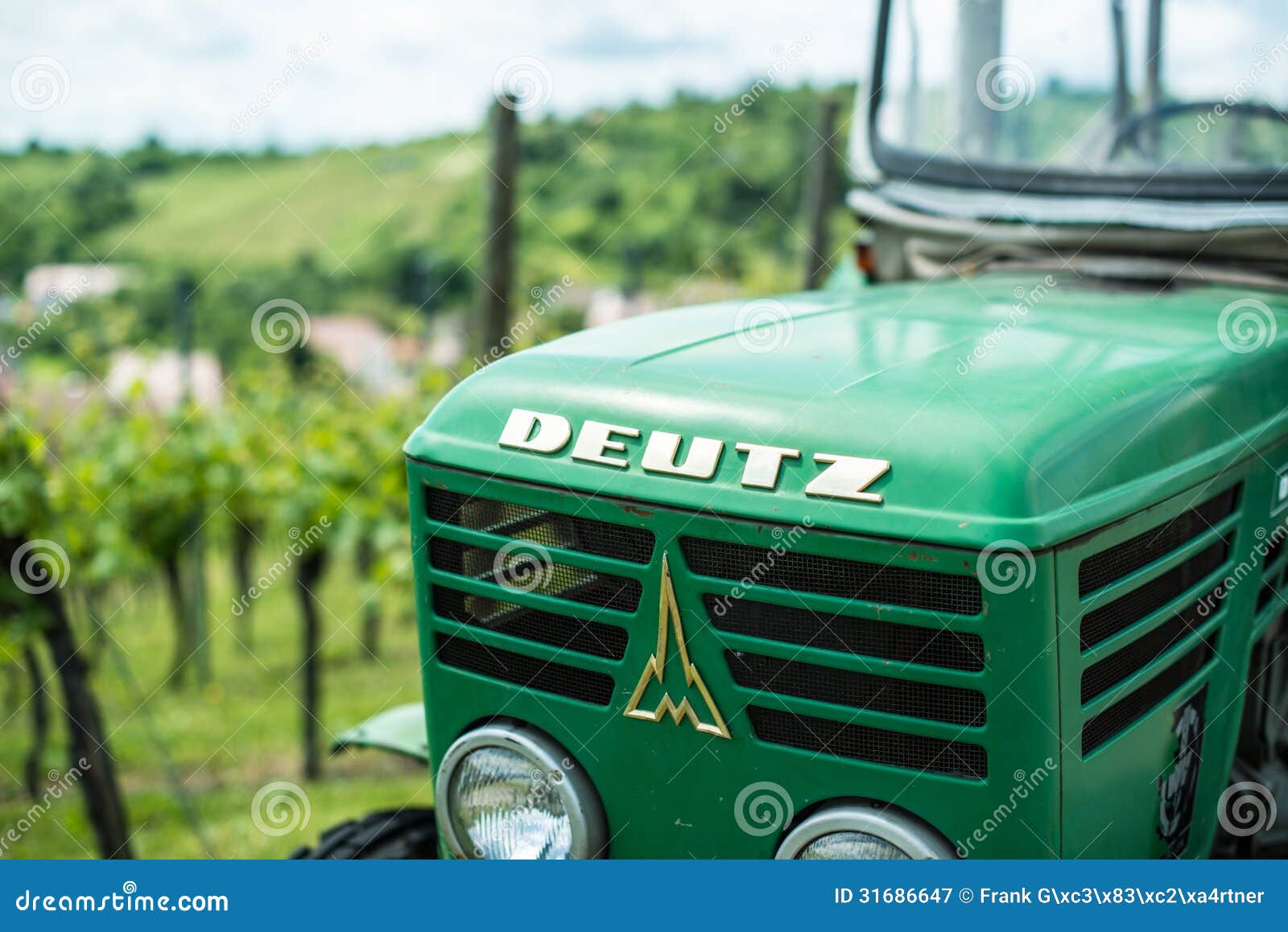 Oude Deutz-tractor in Wijngaard Redactionele Fotografie - Image of nave ...
