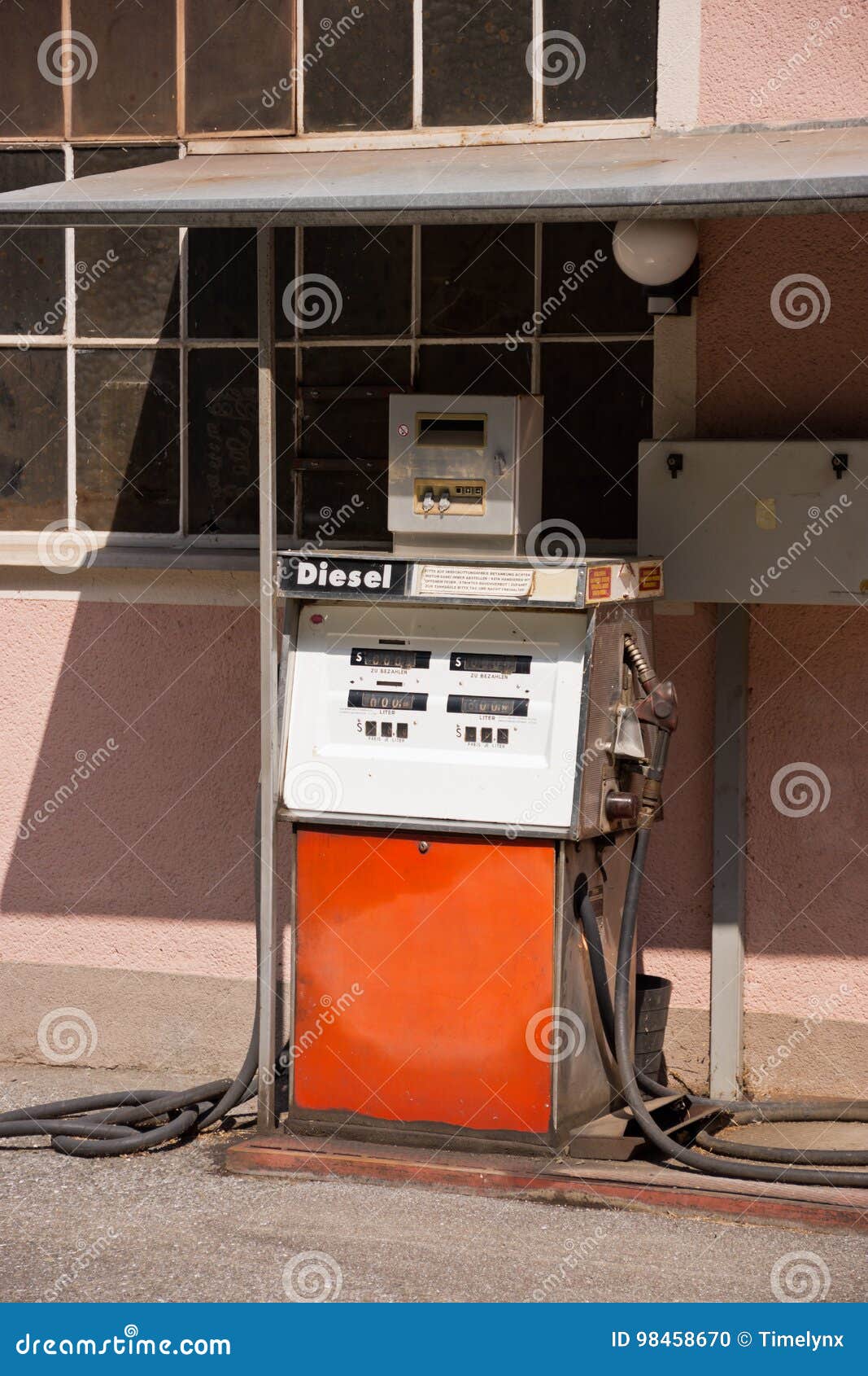 Oude Diesel Benzinepomp in Oostenrijk Stock Foto - Image of vulling ...