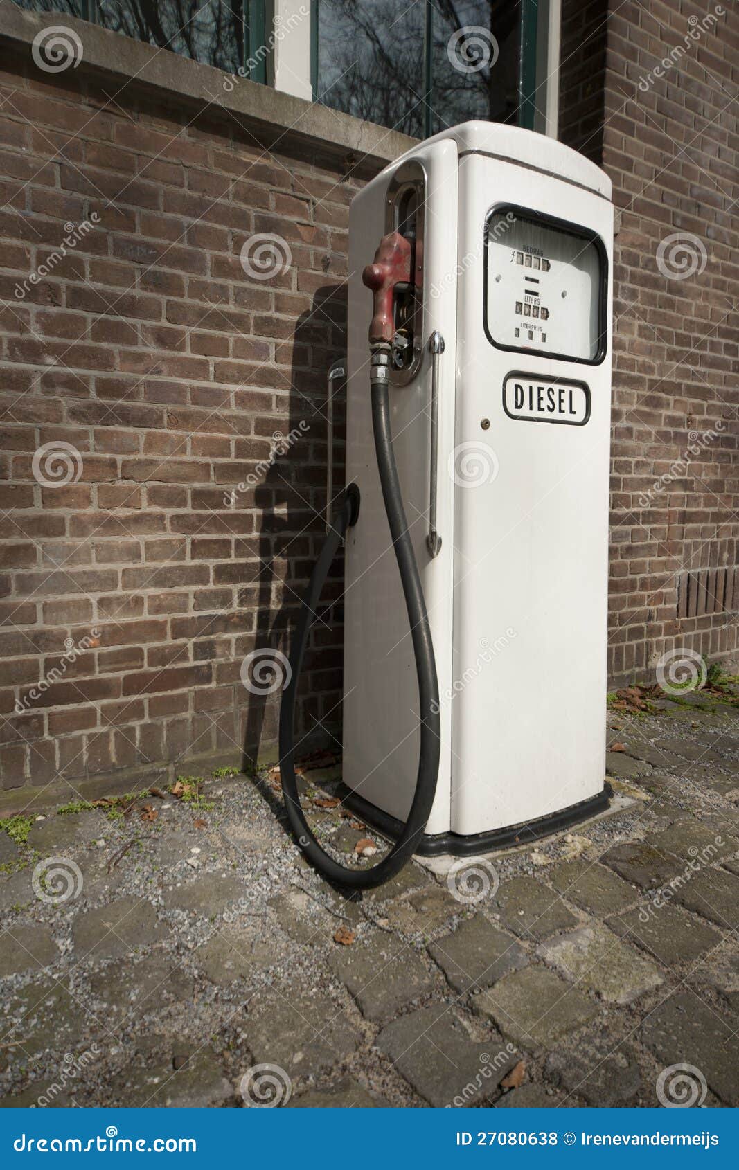 Oude diesel pomp stock foto. Image of lading, kruimelstenen - 27080638