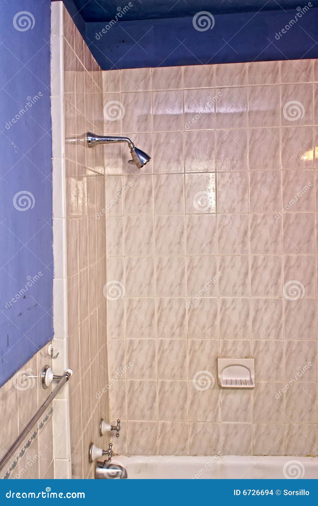 Oude douche en ton stock foto. Image of ruimte, hoofd - 6726694