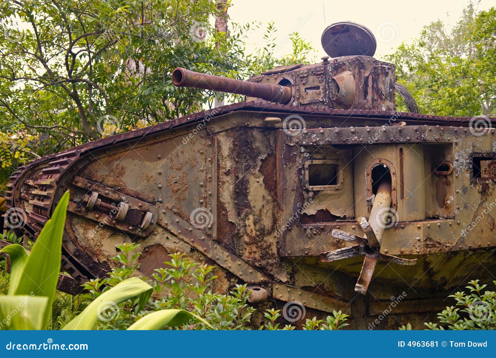Oude Duitse tank stock afbeelding. Image of bomen, antiquiteit - 4963681
