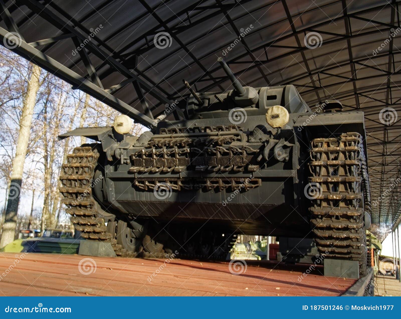 Oude Duitse Tank in Het Museum Redactionele Foto - Image of gepantserd ...