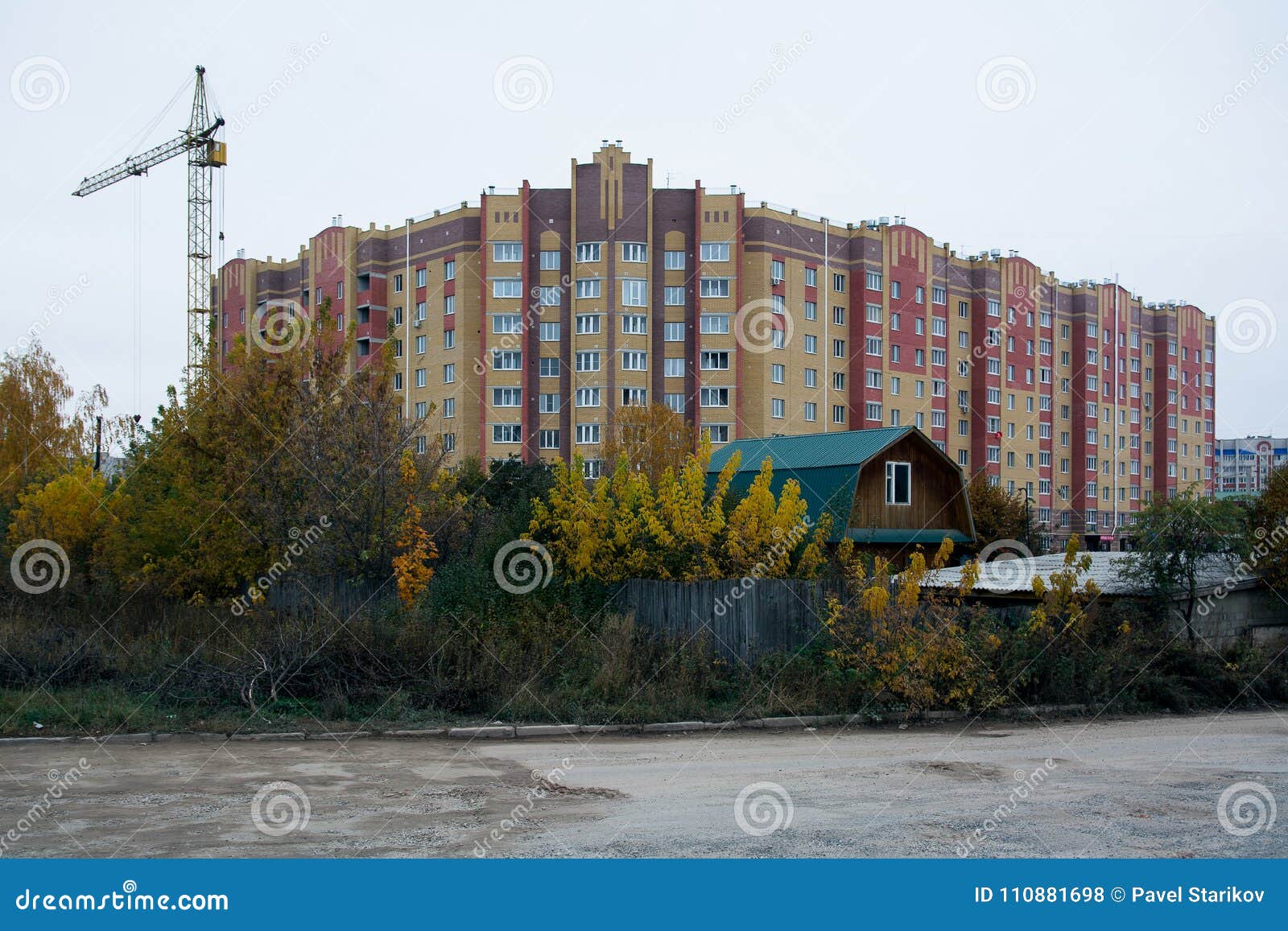 Oude en nieuwe woonwijk redactionele stock foto. Image of architectuur ...