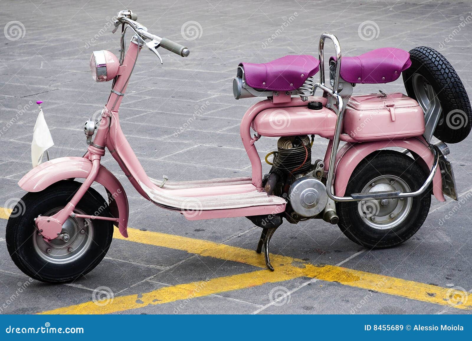 Oude en roze motor stock afbeelding. Image of fietser - 8455689