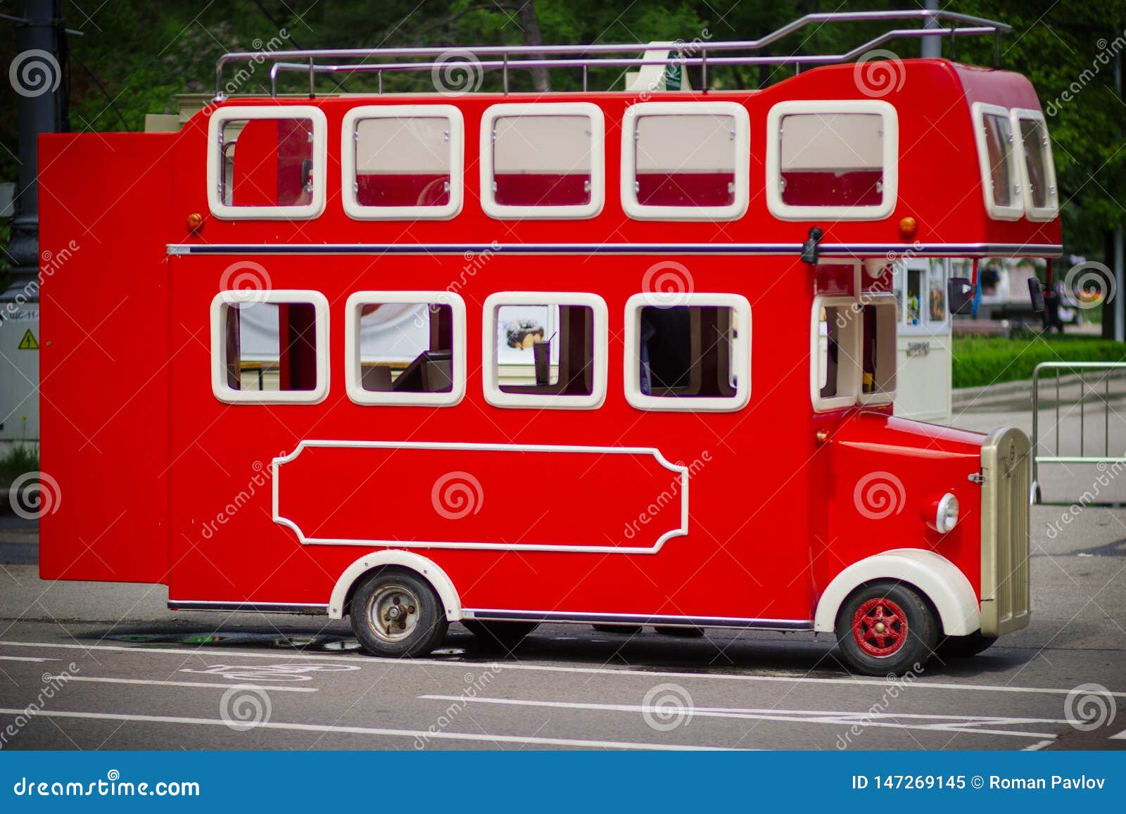 Oude Engelse Bus in Sokolniki-Park Stock Afbeelding - Image of engels ...