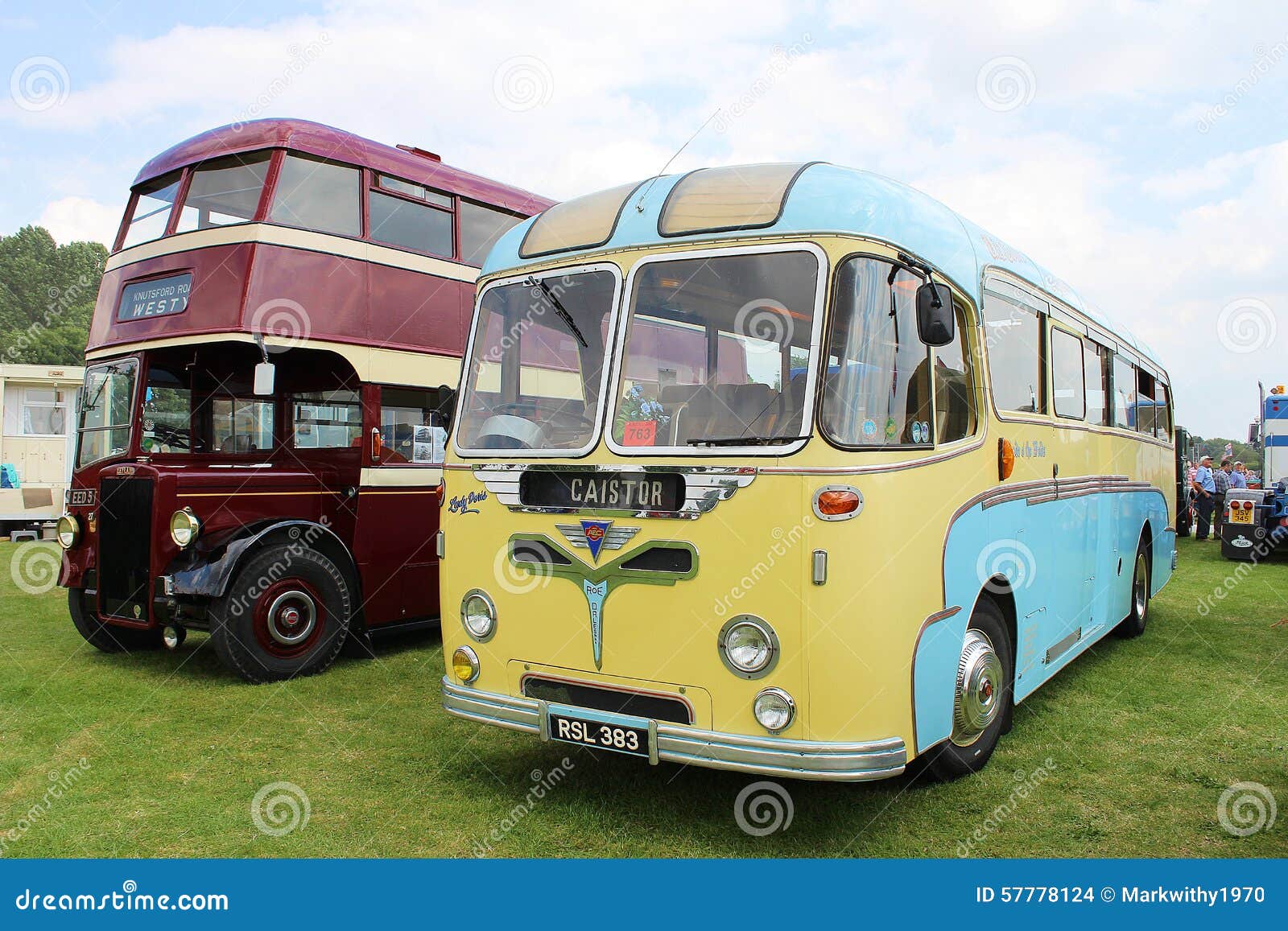 Oude ENGELSE bussen redactionele stock afbeelding. Image of rood - 57778124
