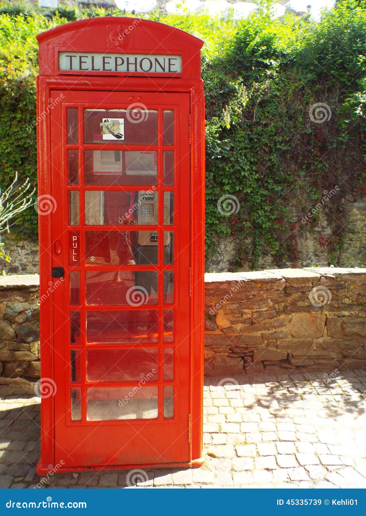 Oude Engelse telefooncel redactionele stock afbeelding. Image of stad ...