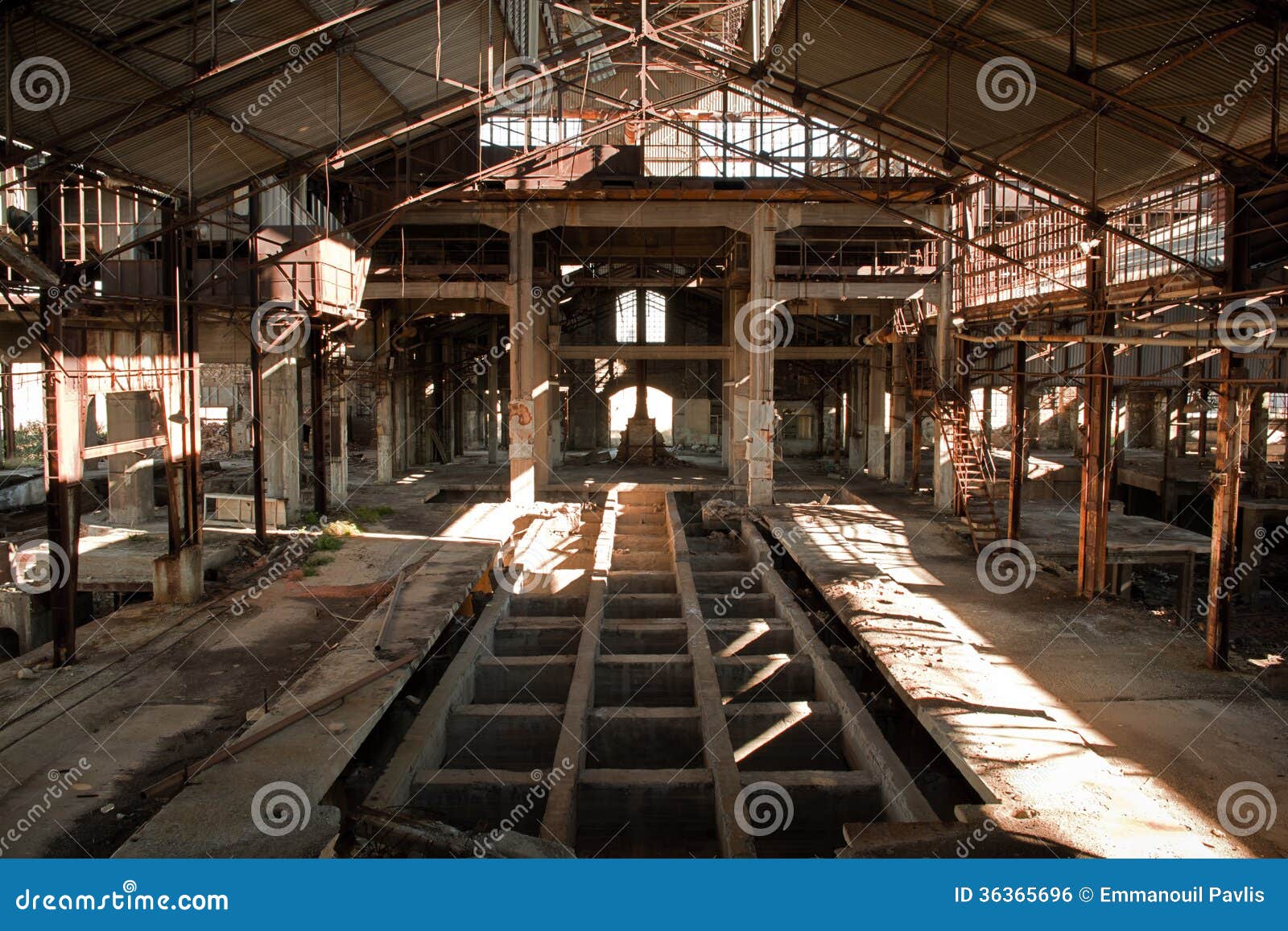 Oude fabriek stock foto. Image of complex, controle, houding - 36365696