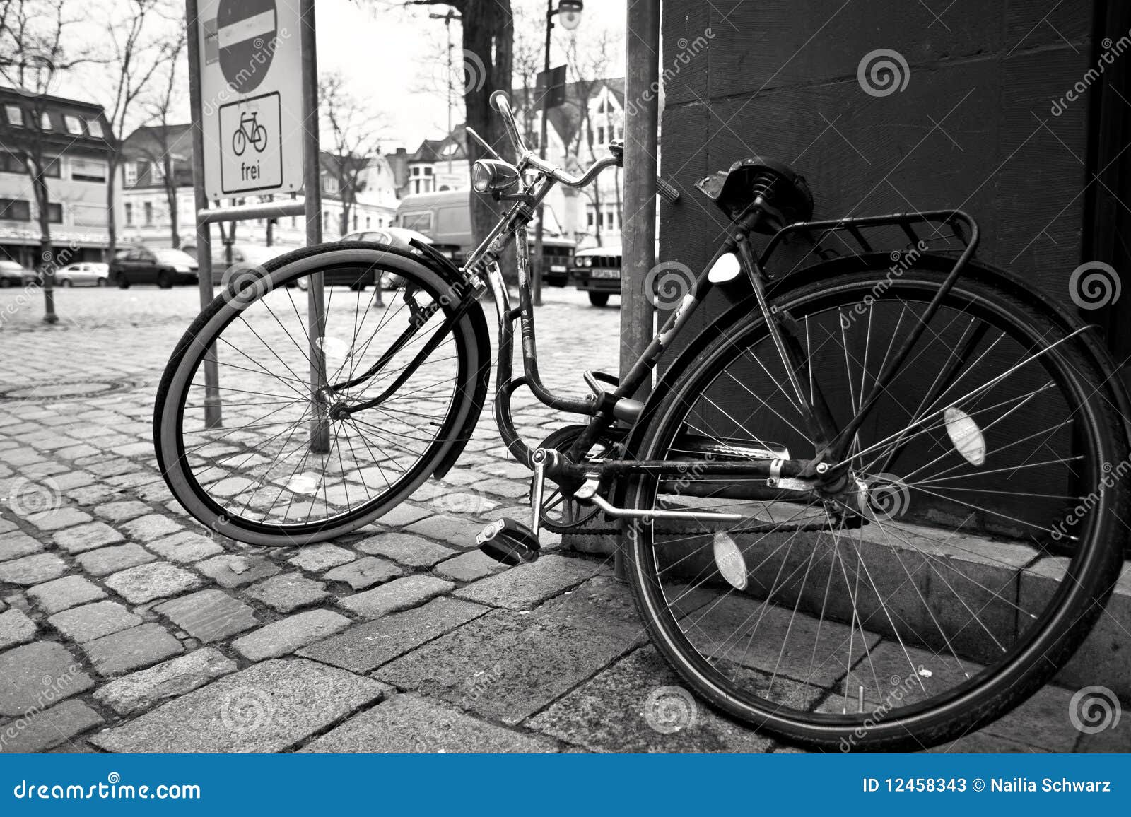 Oude Fiets stock afbeelding. Image of zadel, steeg, verlaten - 12458343
