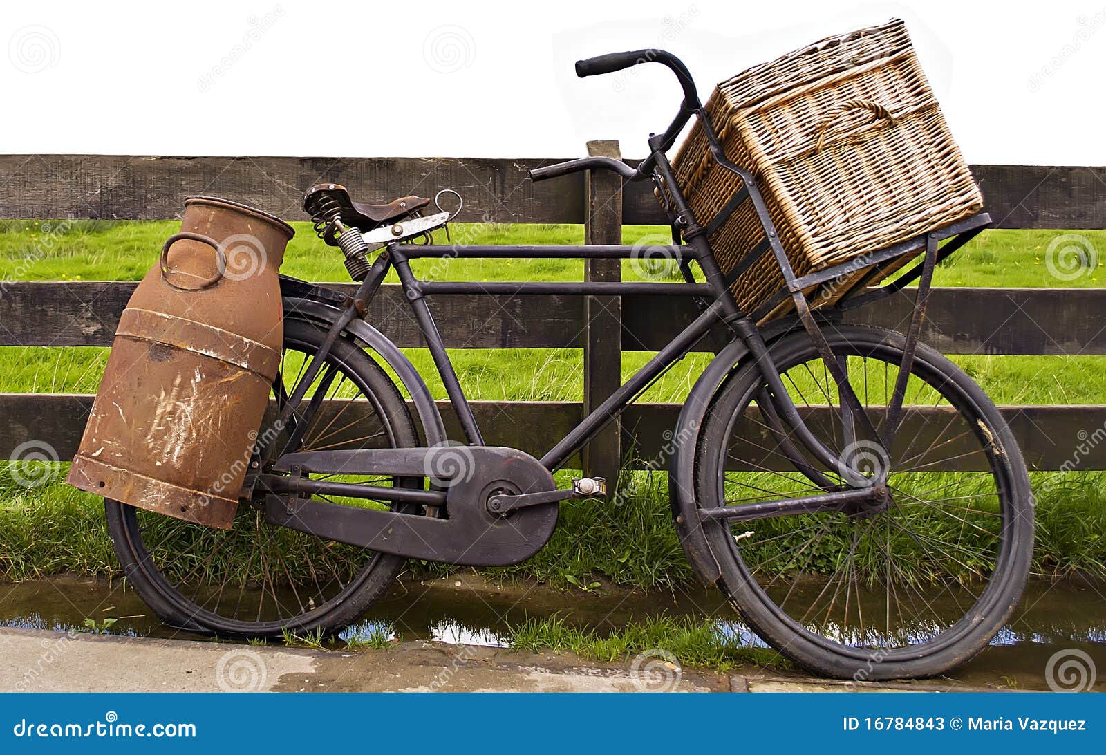 Oude fiets stock afbeelding. Image of zadel, omheining - 16784843