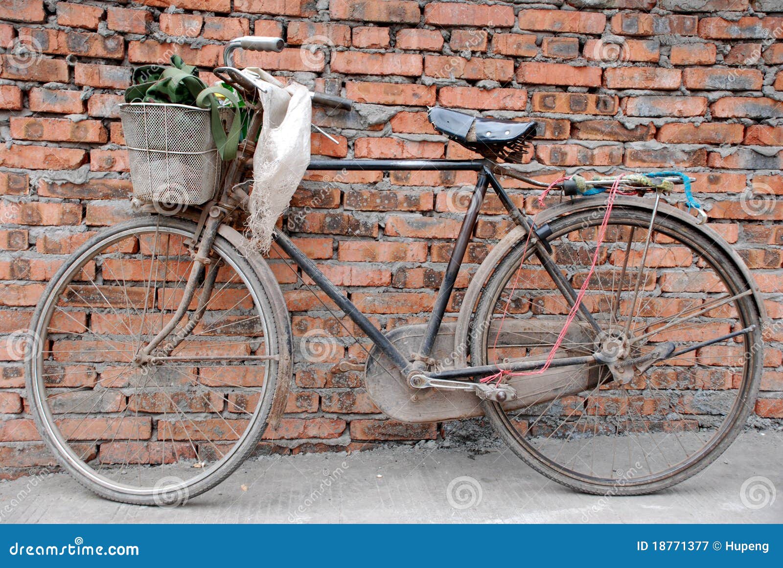 Oude fiets stock afbeelding. Image of helling, vrijloop - 18771377