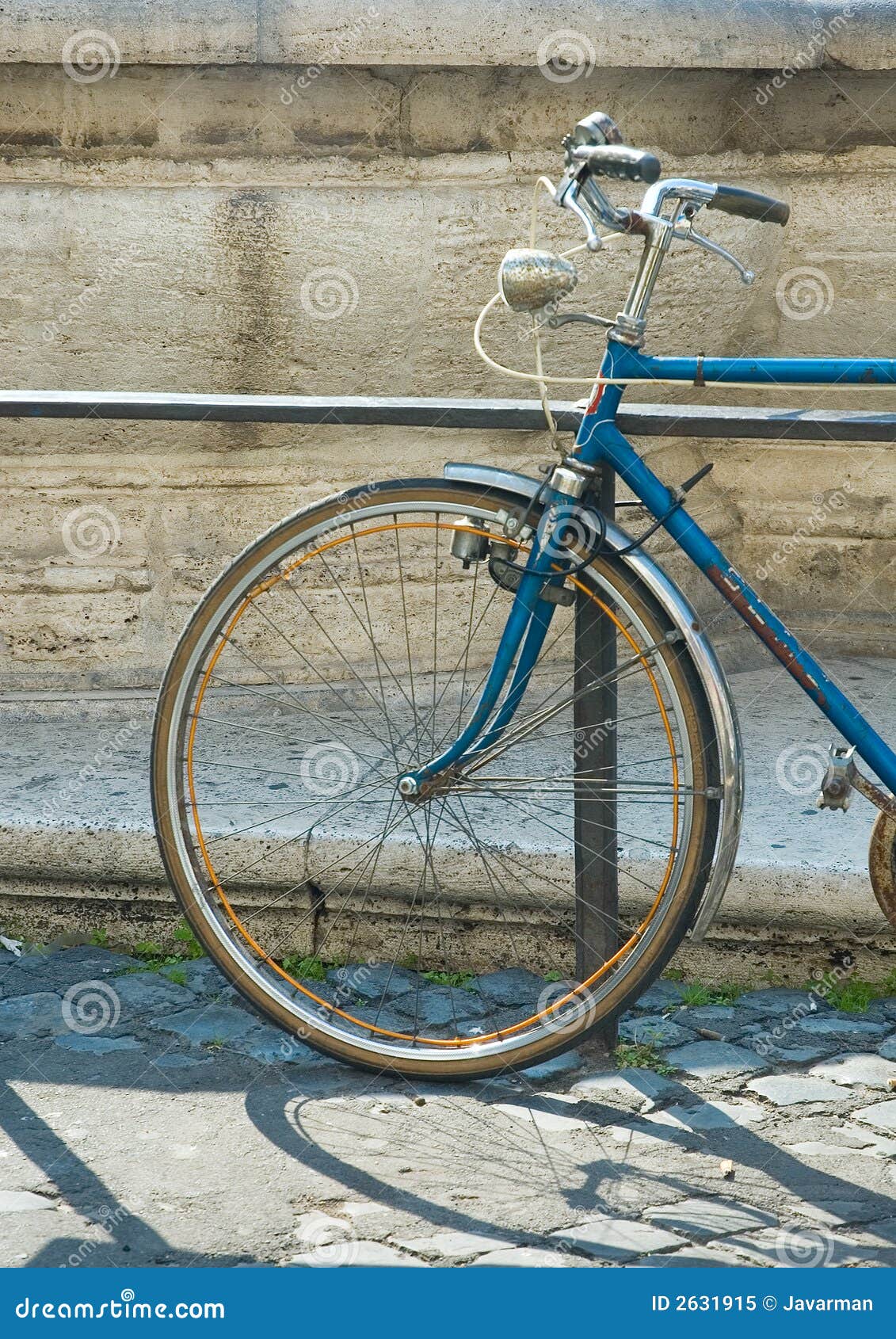 Oude fiets stock afbeelding. Image of stad, levensstijl - 2631915