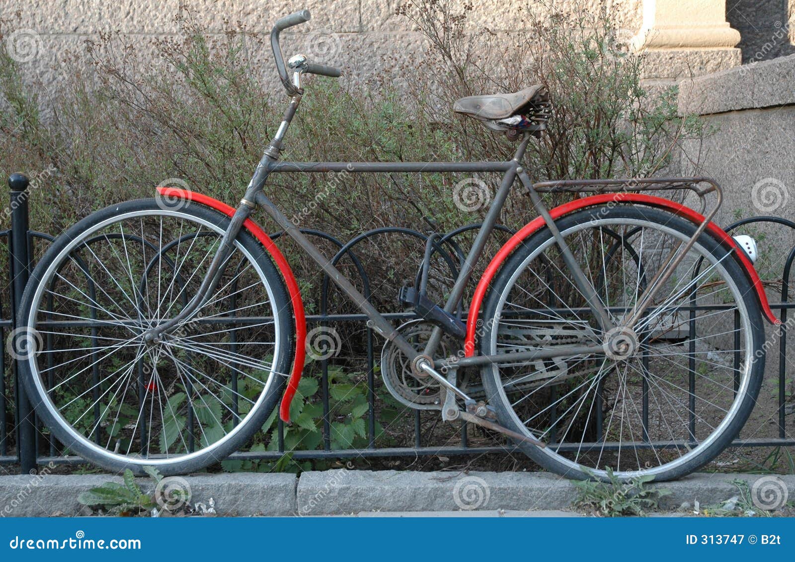 Oude fiets stock afbeelding. Image of rijden, zetel, retro - 313747